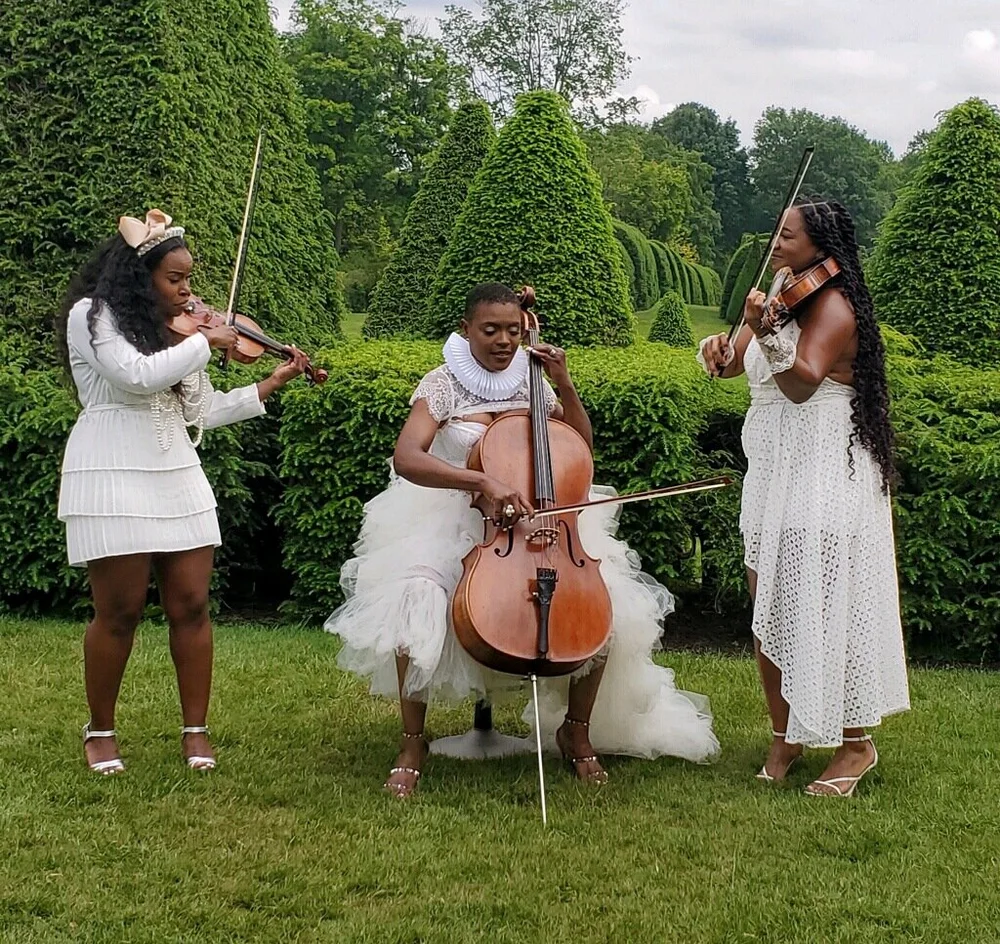 GALLERY — The String Queens