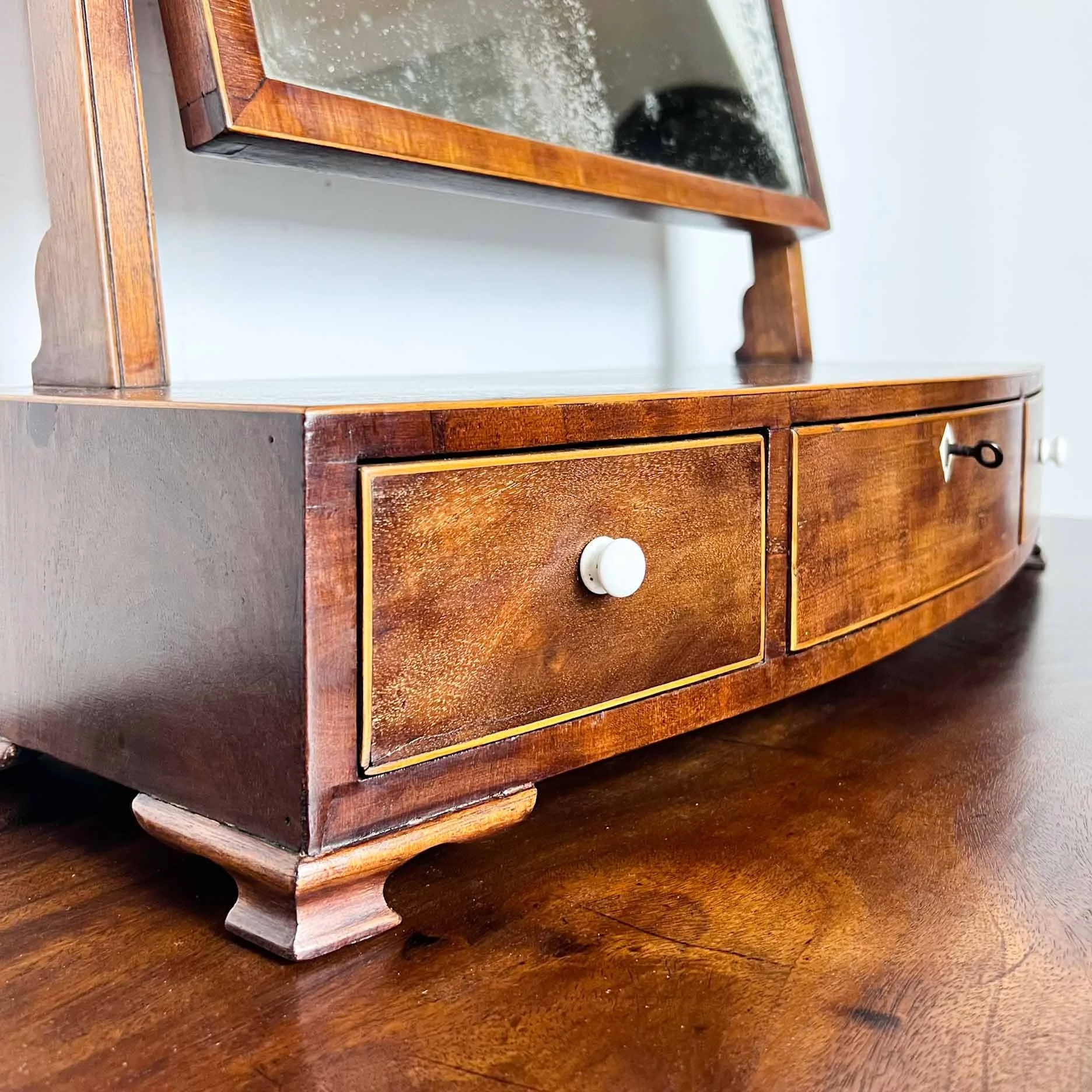 Georgian walnut toilet mirror with drawers — Antique and Unique