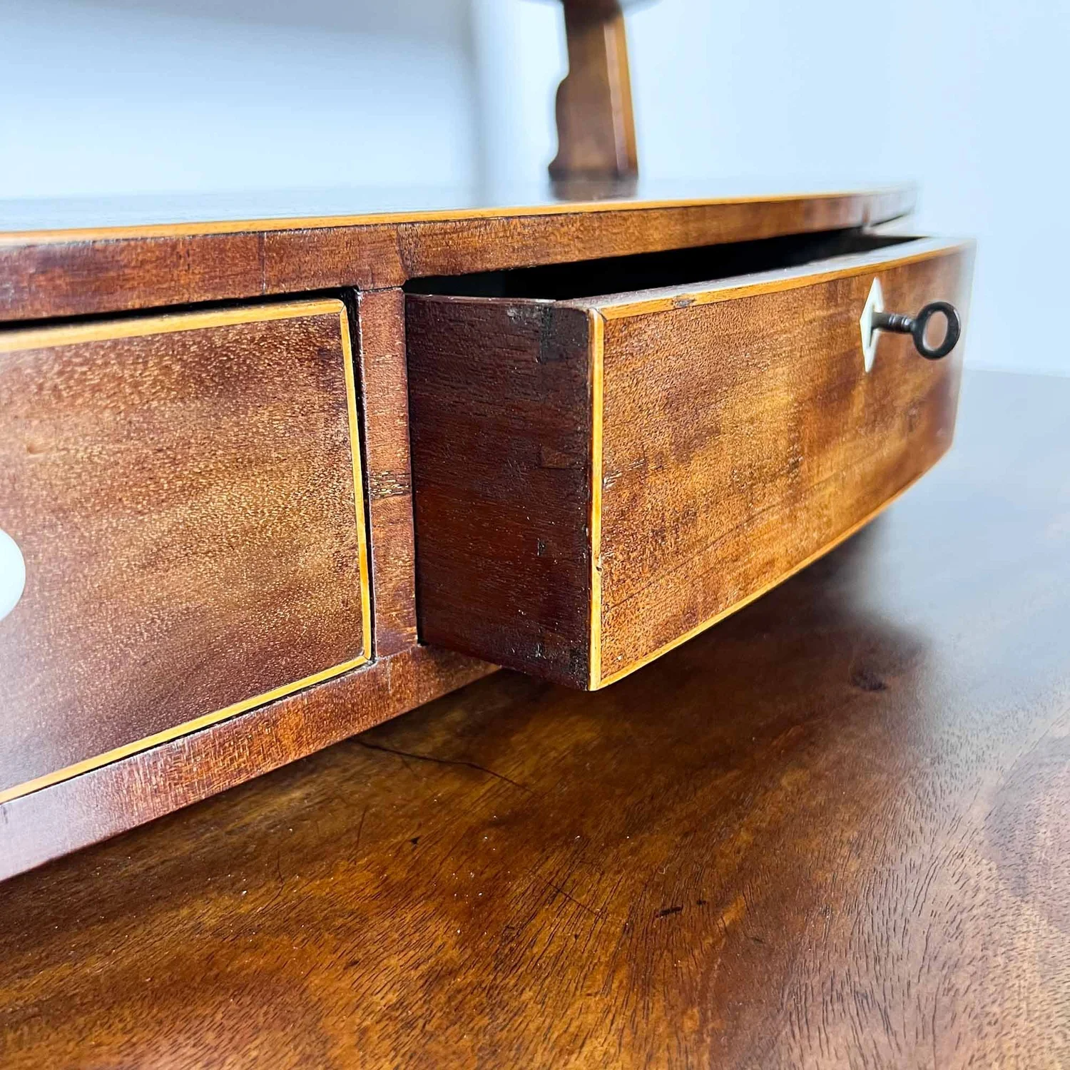Georgian walnut toilet mirror with drawers — Antique and Unique