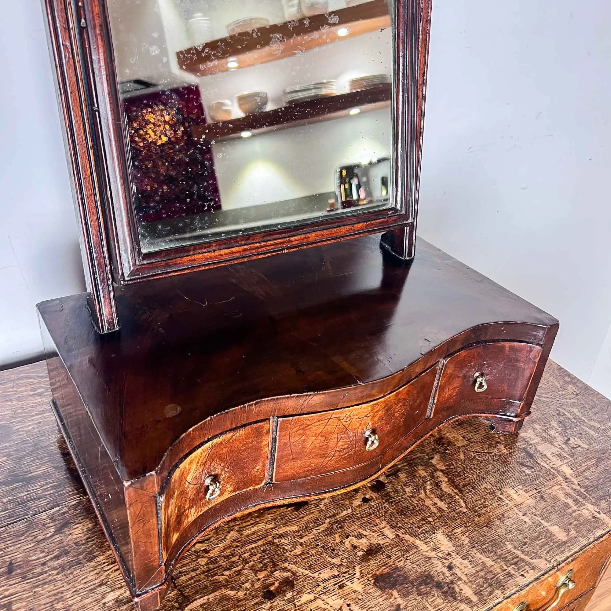 Georgian walnut toilet mirror with drawers — Antique and Unique