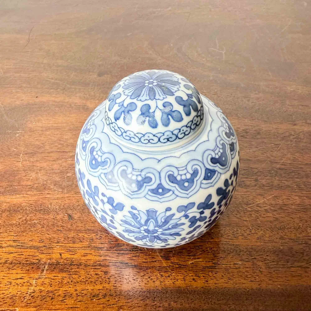 Beautifully decorated 18th century Dutch Delft plate — Antique and Unique