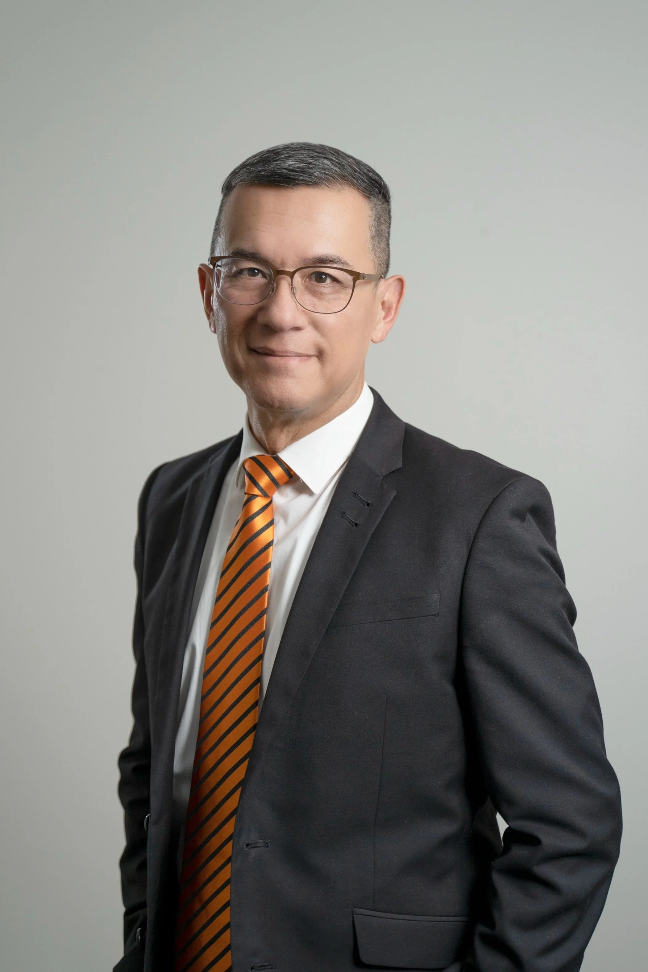 Our Anchors 专业主播 — Channel 33 New Zealand