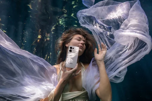 Professional underwater photographer for advertising campaigns — Fran ...