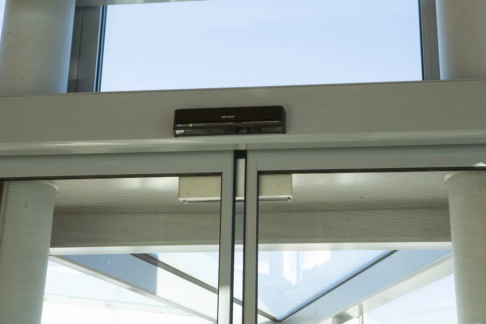 Hurðabúnaður — Gluggatækni