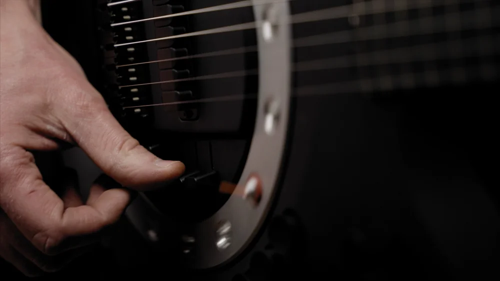 Circle Guitar is a rhythm machine.