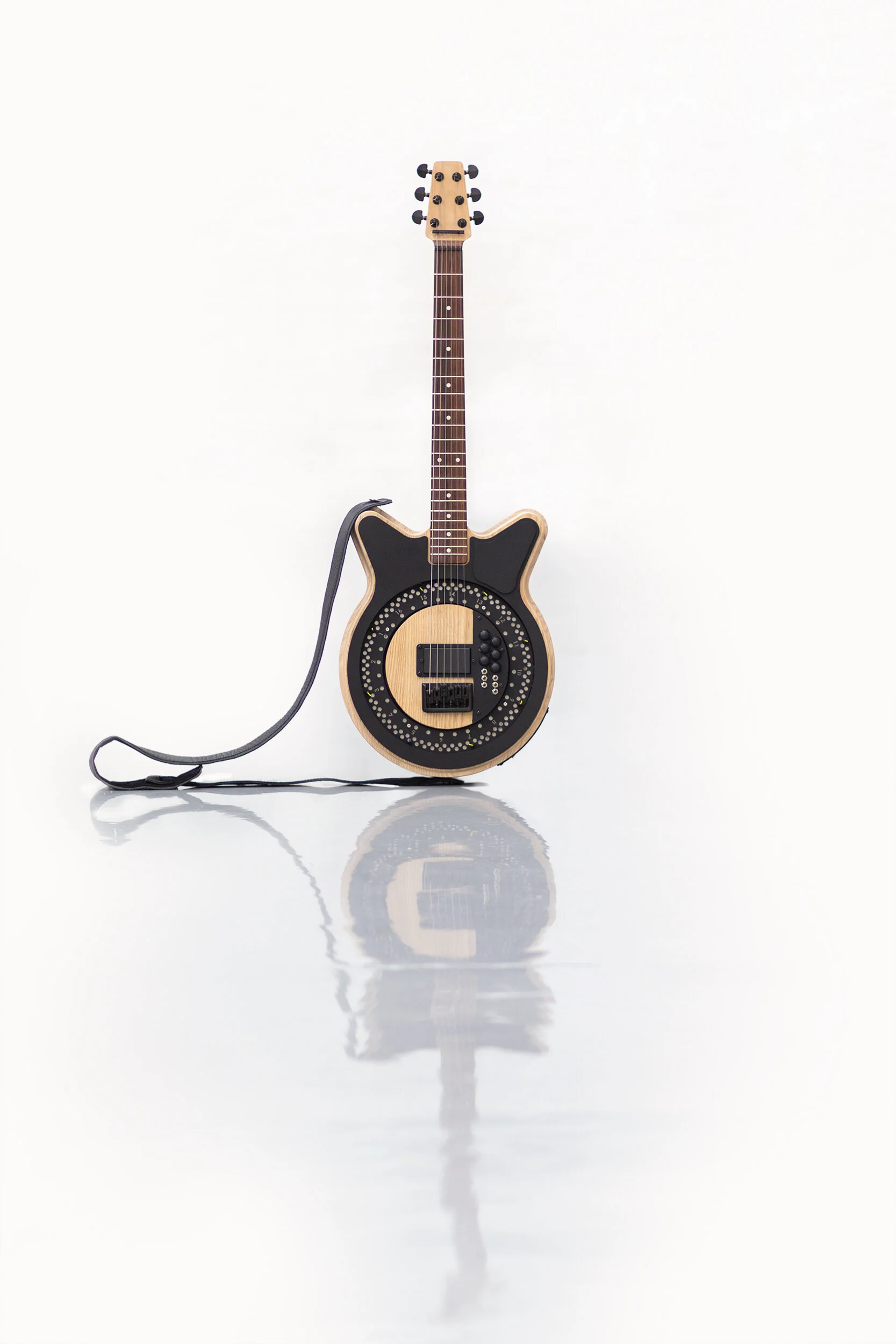 See images of the Circle Guitar showing the mechanical wheel — Circle ...