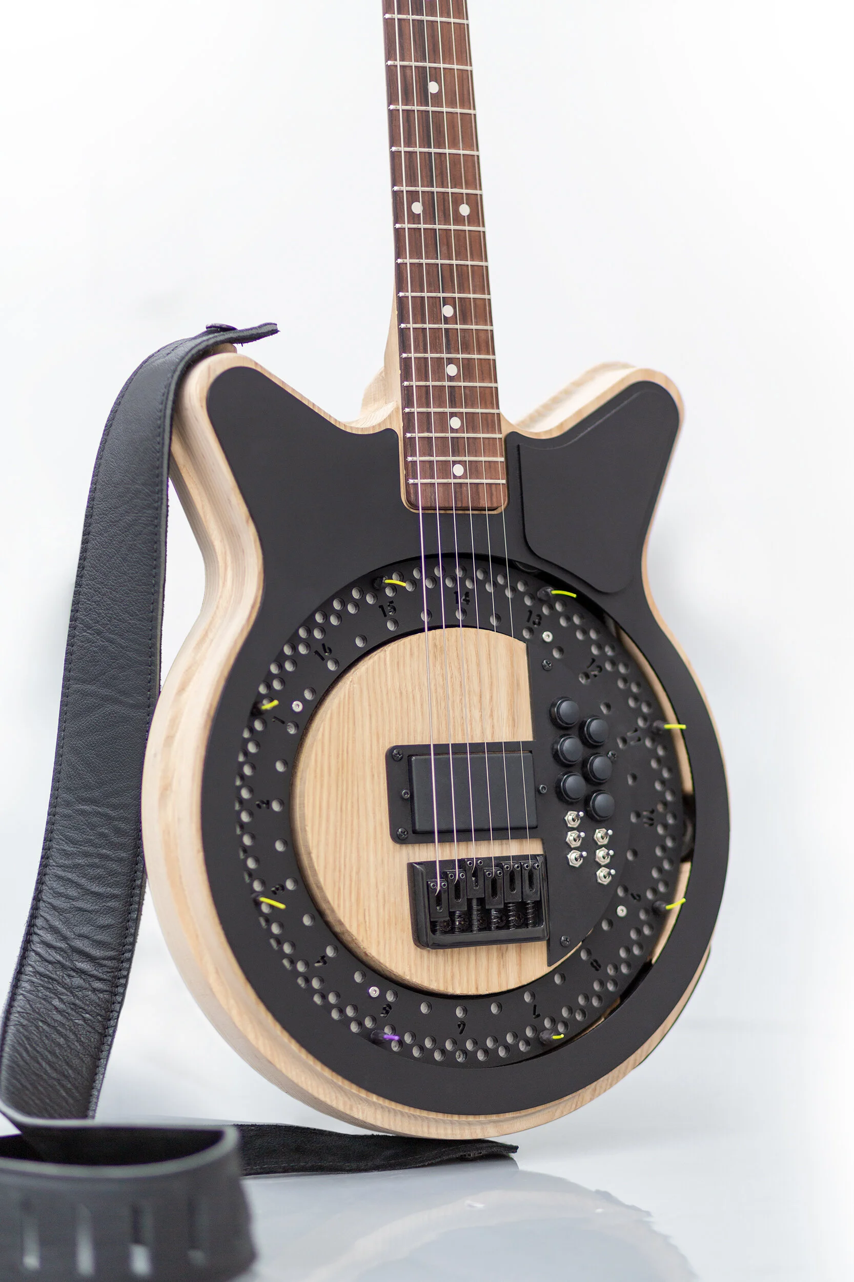 See images of the Circle Guitar showing the mechanical wheel — Circle ...
