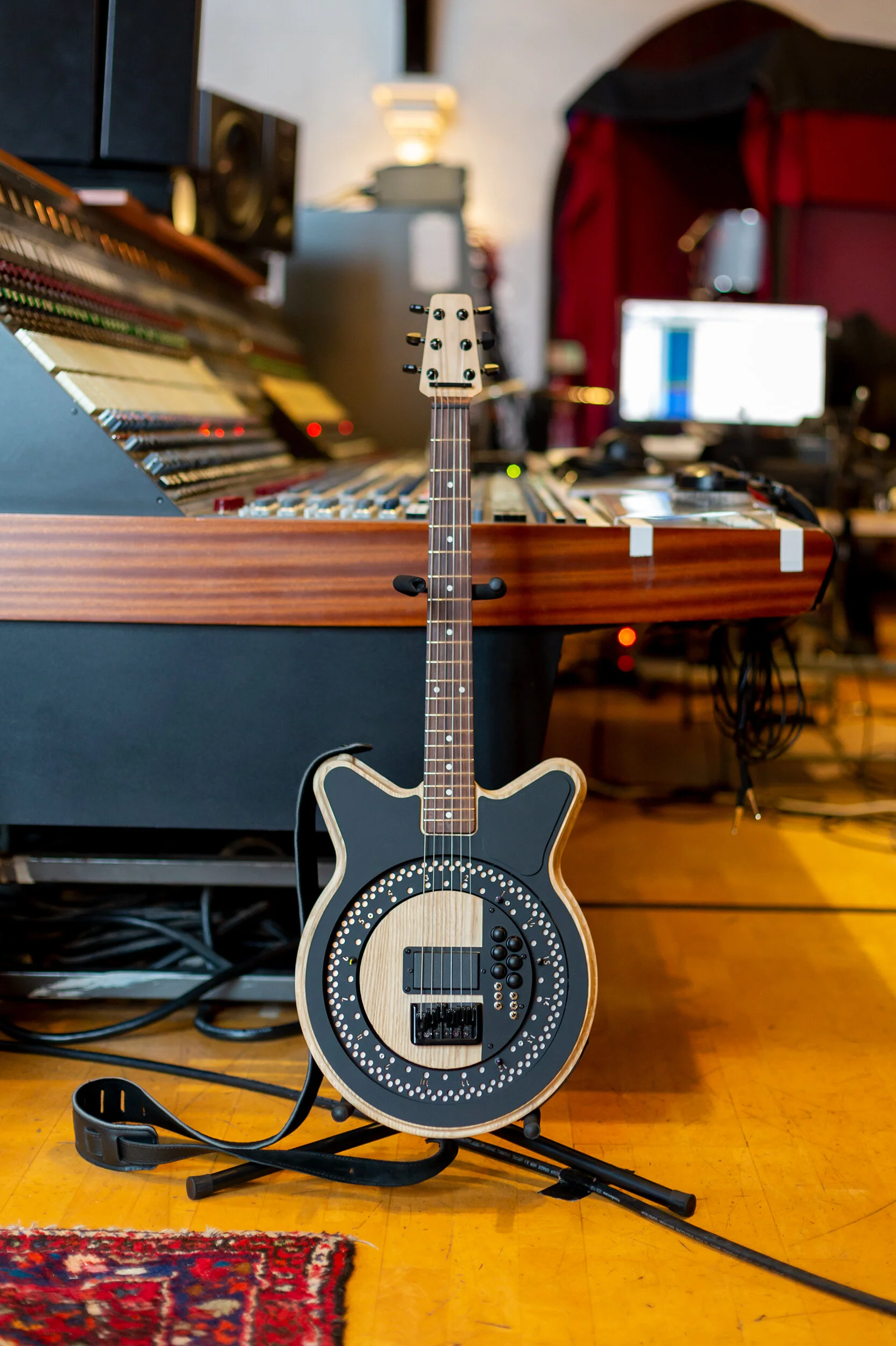 See images of the Circle Guitar showing the mechanical wheel — Circle ...