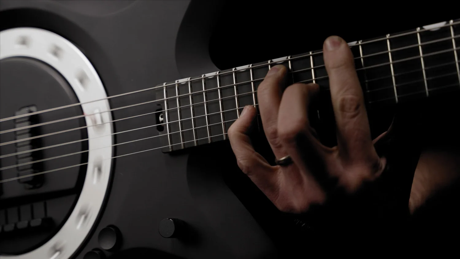Circle Guitar is a rhythm machine.