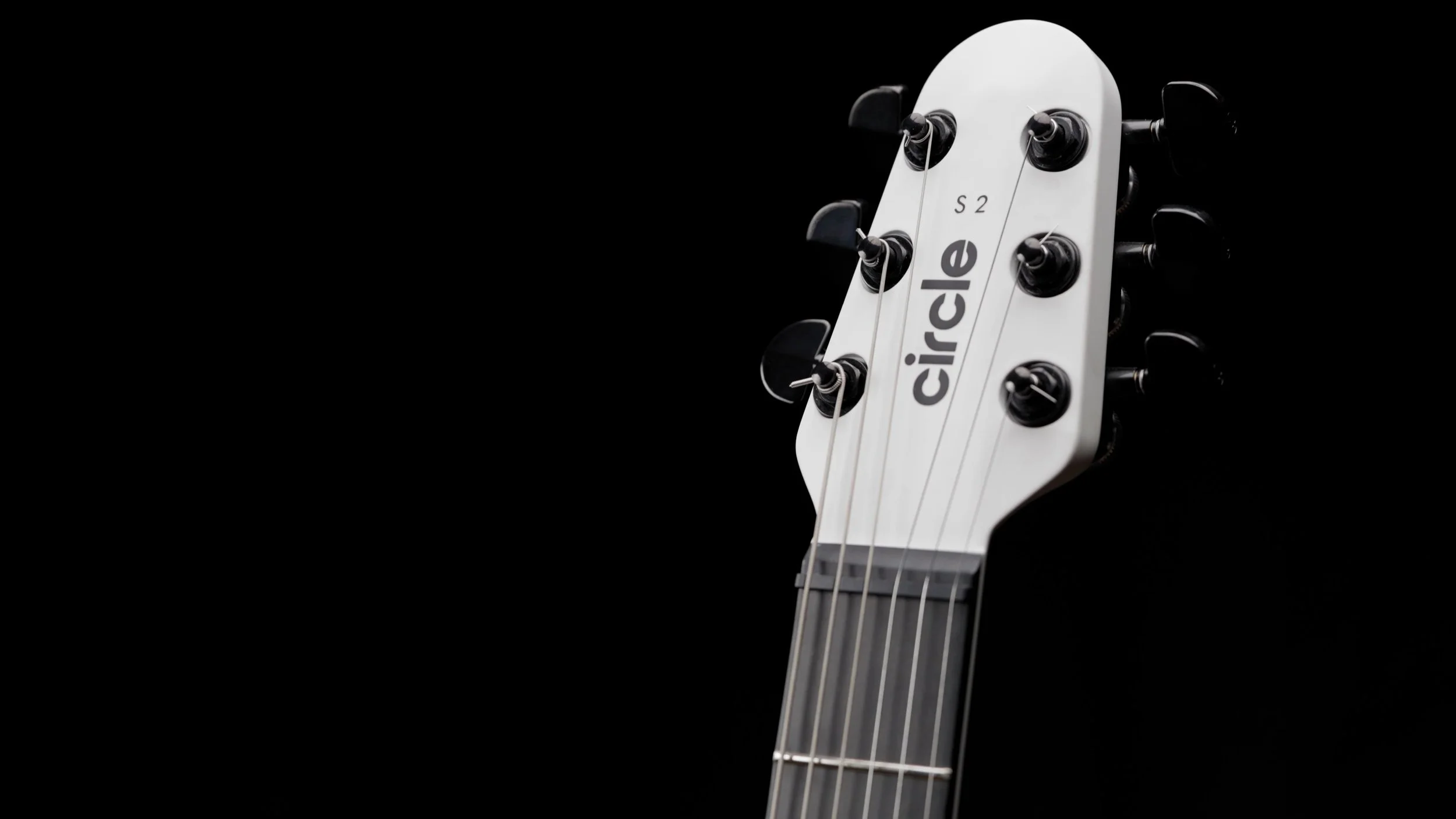 Circle Guitar is a rhythm machine.