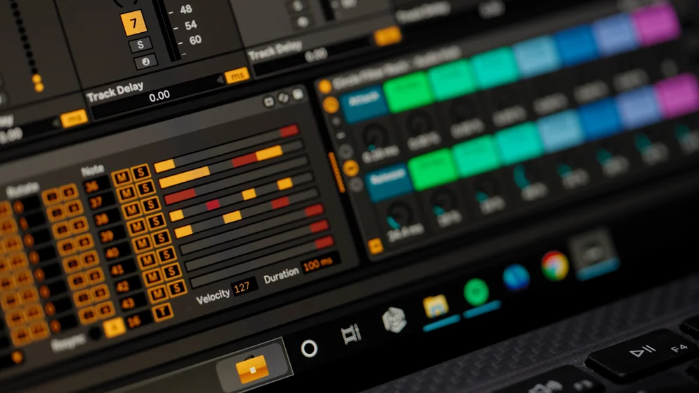 Circle Guitar is a rhythm machine.