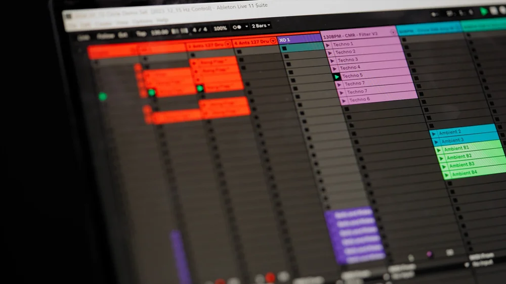Circle Guitar is a rhythm machine.
