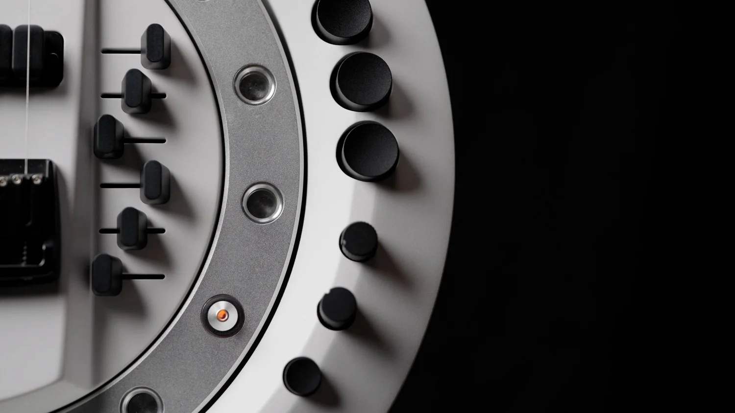 Circle Guitar is a rhythm machine.