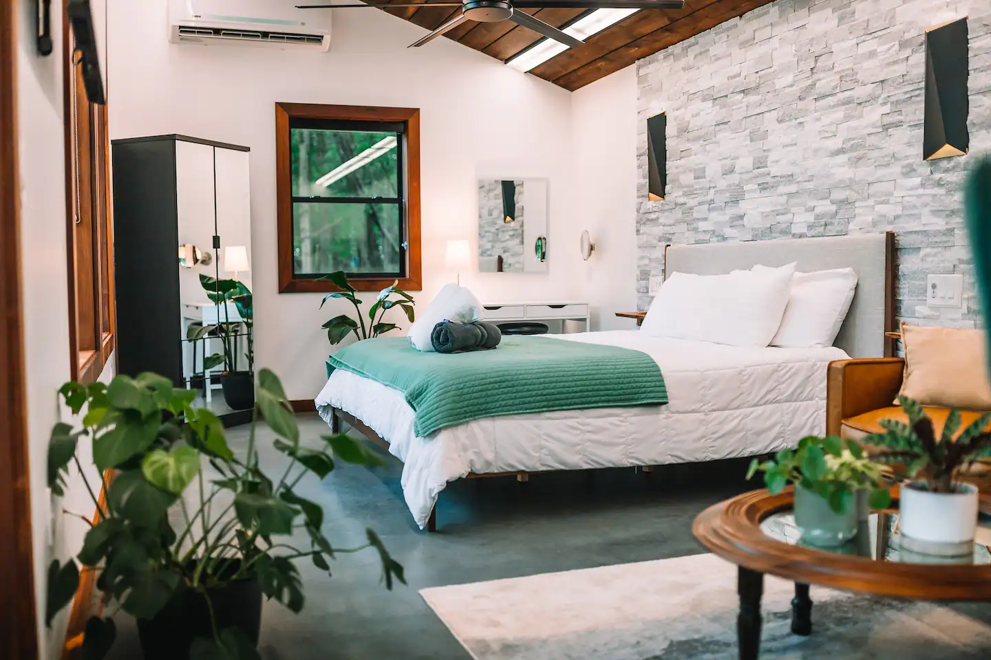 Beautiful and Cozy Tiny Homes that you can rent on Airbnb and VRBO ...