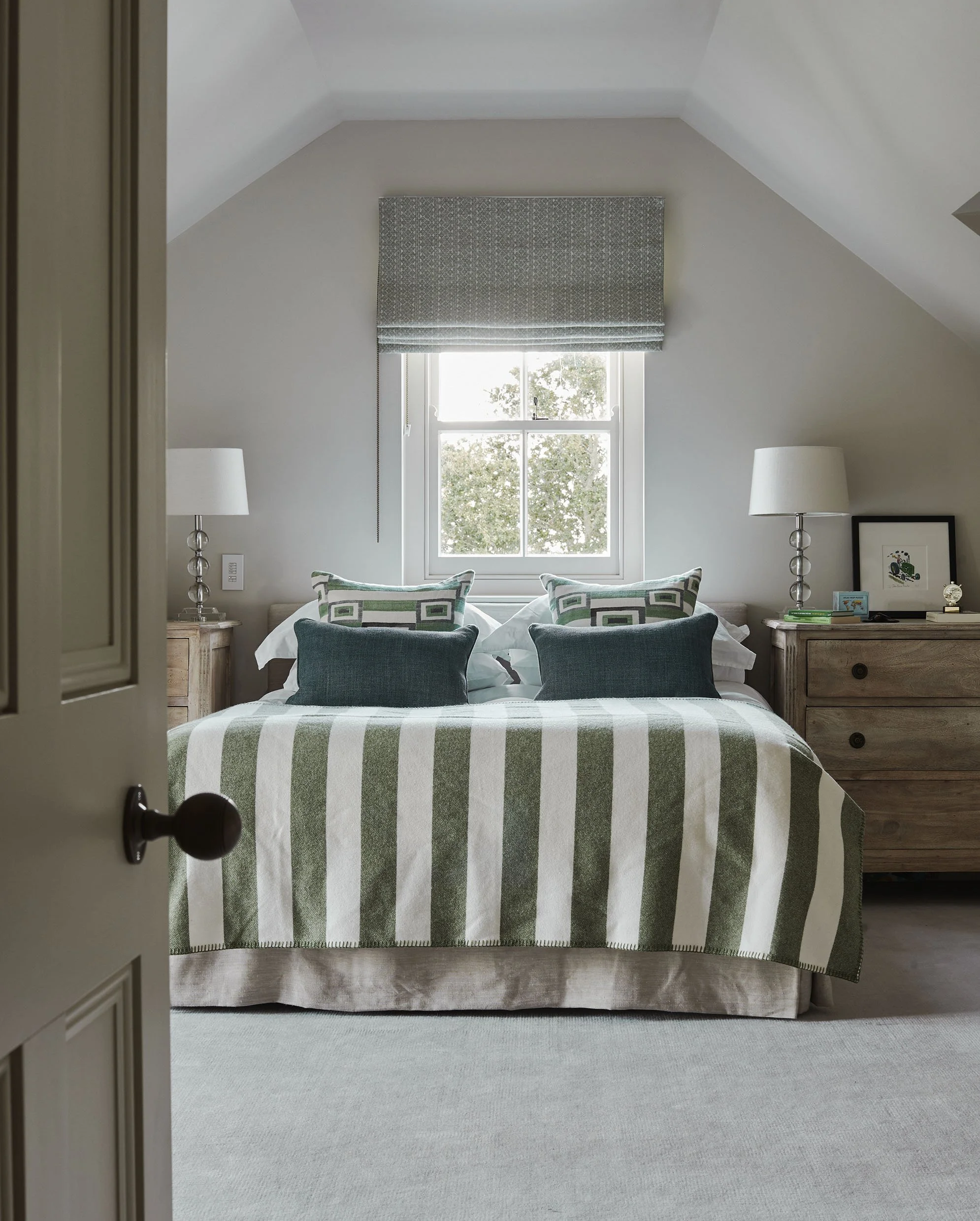 This weeks interview is with the incredibly talented Emma Sims-Hilditch ...