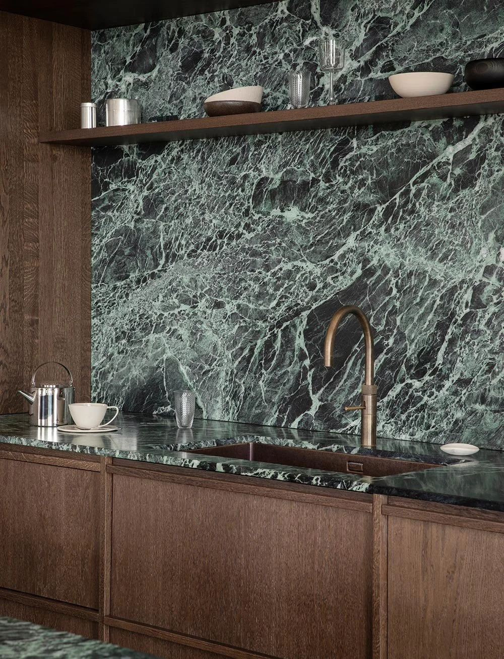 Green marble and wood kitchen — Nordiska Kök