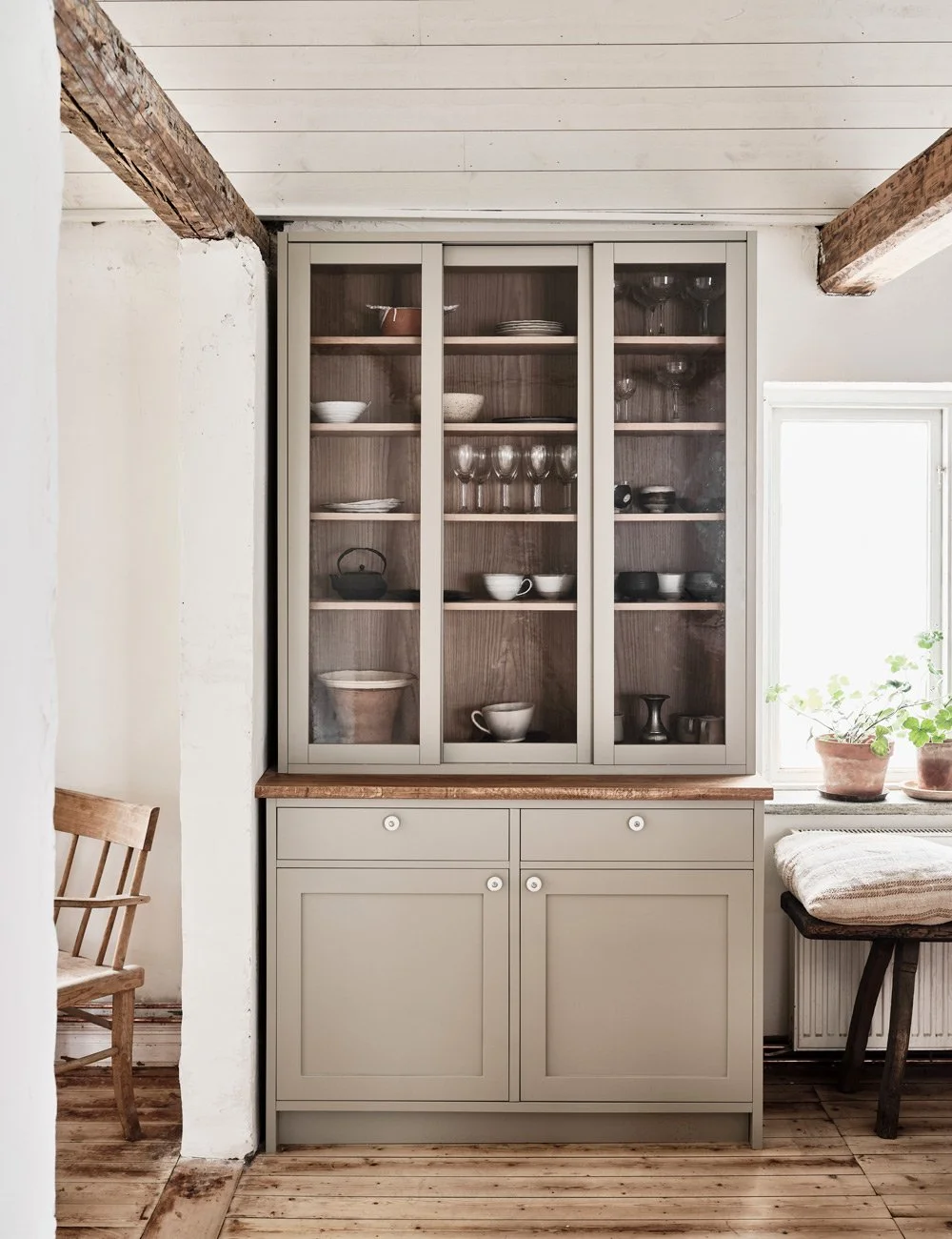 Display cabinets – elegant and functional kitchen storage — Nordiska Kök