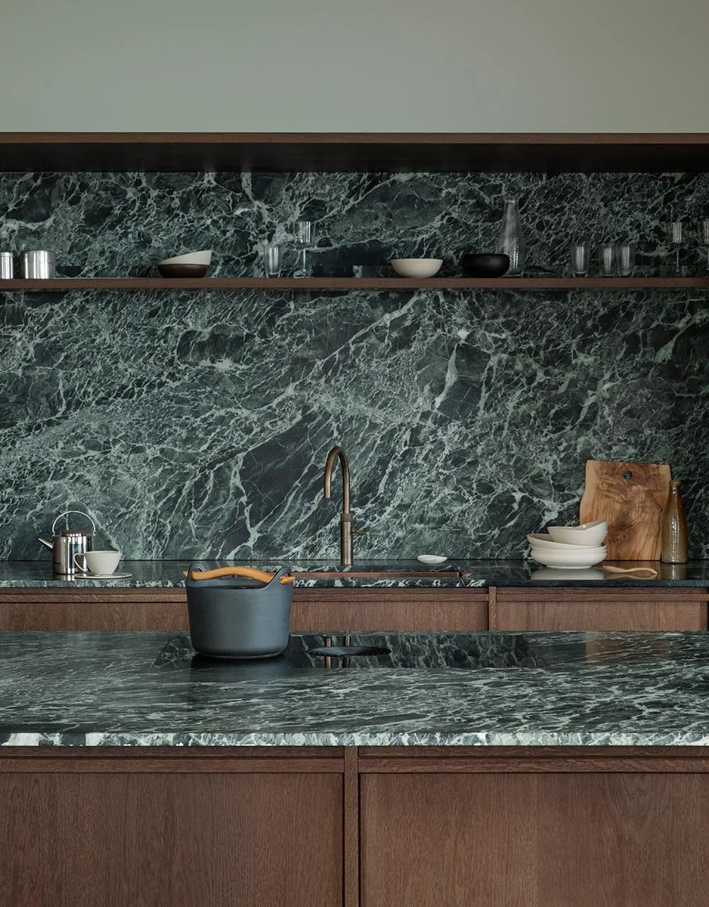 Green marble and wood kitchen — Nordiska Kök