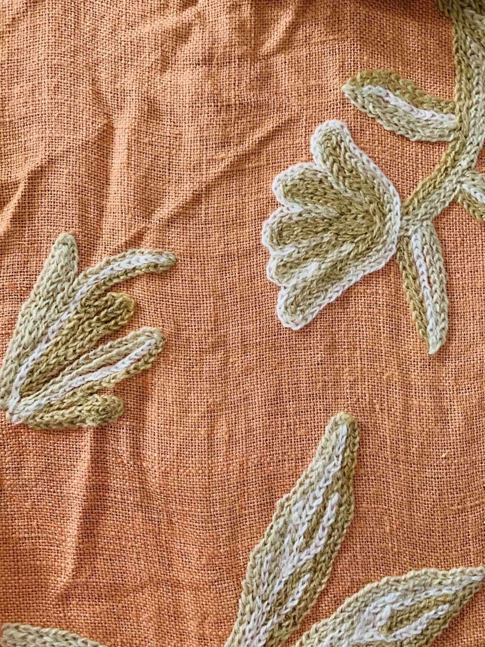 Beige Flowers on Peach Crushed Linen — Floraison