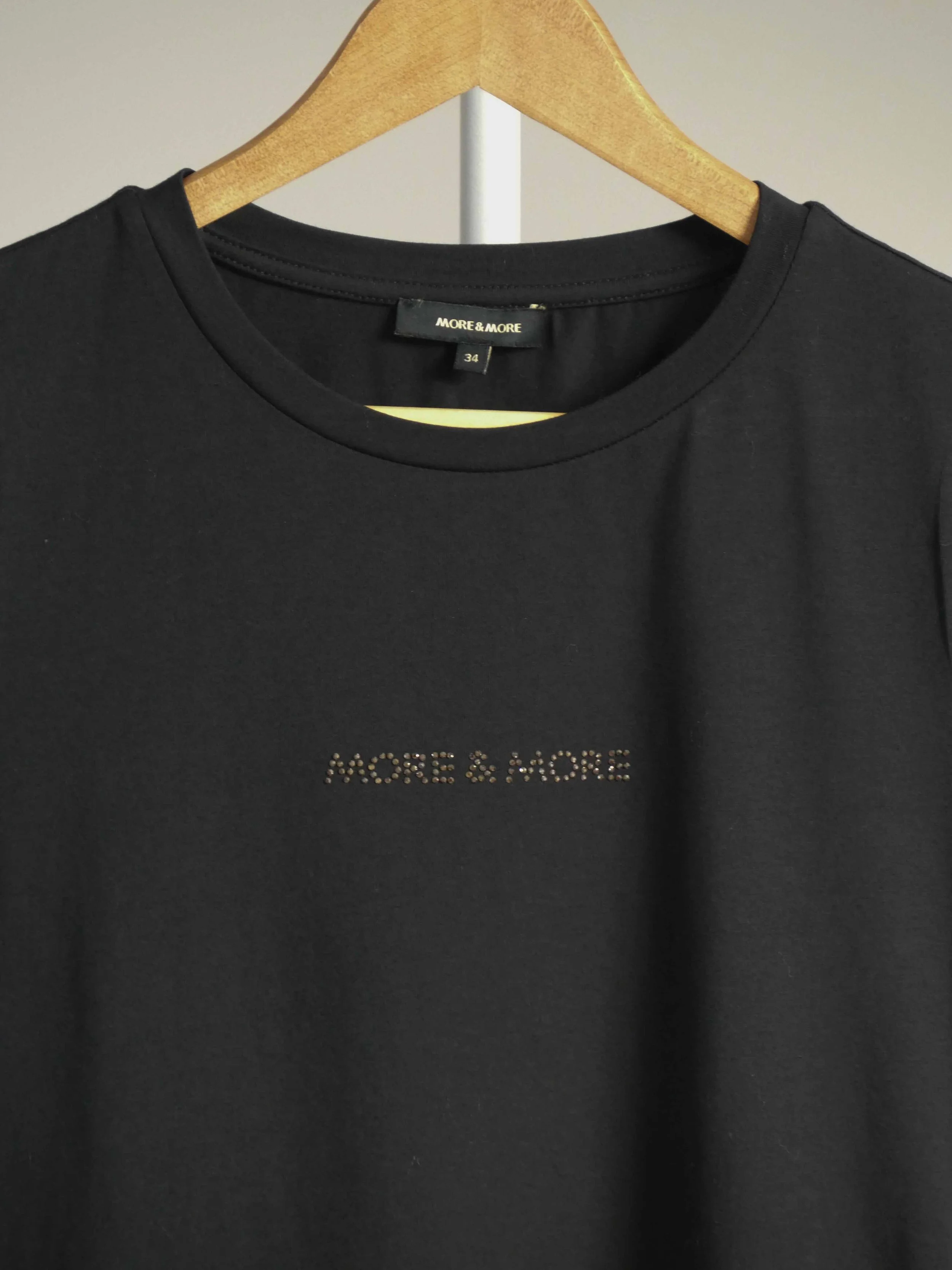 Tee-shirt en coton noir à logo strass MORE&MORE — Vetement original ... Tee-shirt en coton noir à logo strass MORE&MORE — Vetement original ...