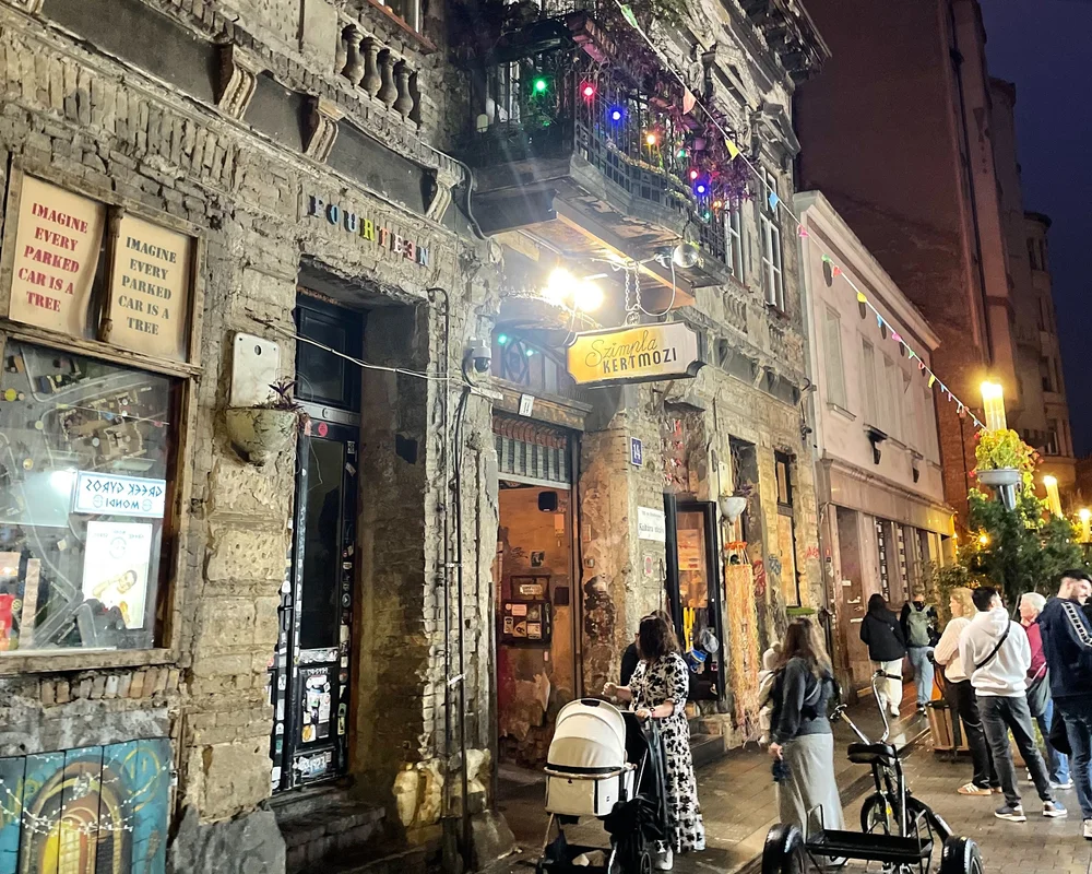 The Ultimate Guide to the Budapest Jewish Quarter (District VII) — Eat ...