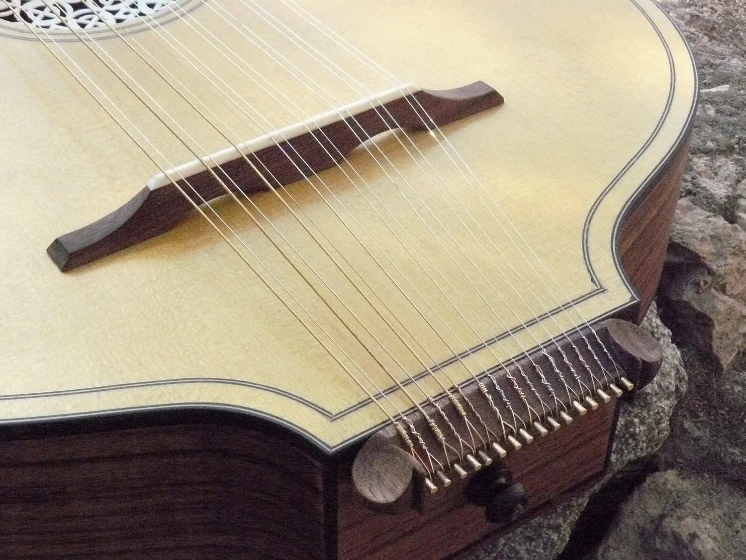 Cetera 8 choeurs — Casa-Liutaiu | Ugo Casalonga, Artisan Luthier en Corse