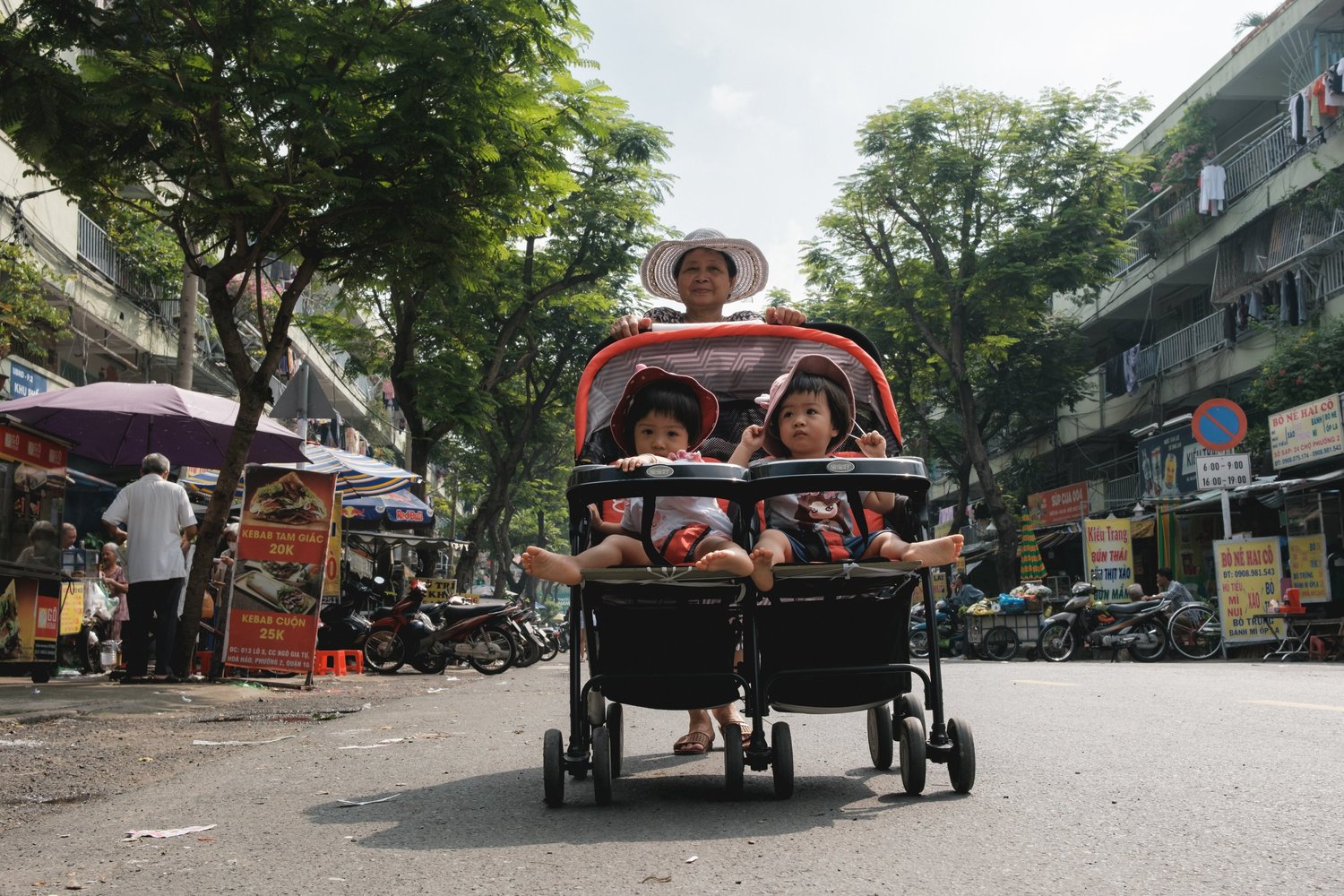 Vietnamese family: Bridging generations — Saigon Photography Tours