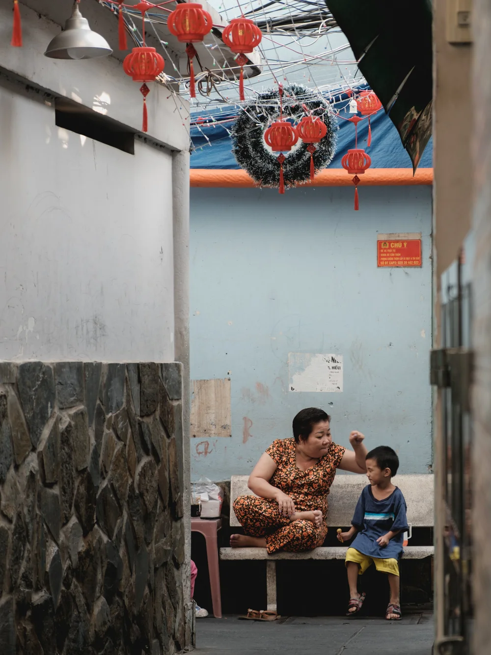 Vietnamese family: Bridging generations — Saigon Photography Tours
