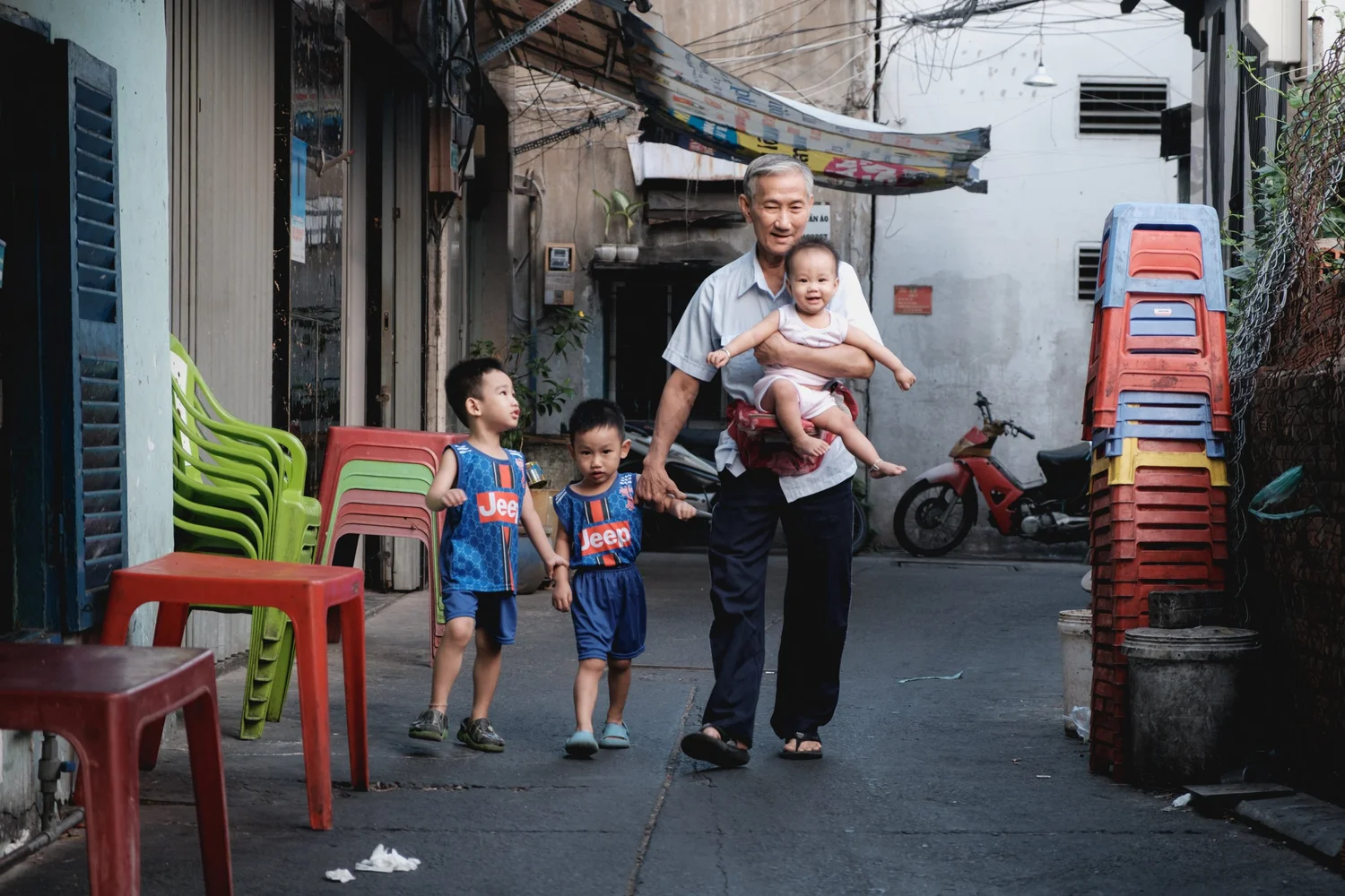Vietnamese family: Bridging generations — Saigon Photography Tours