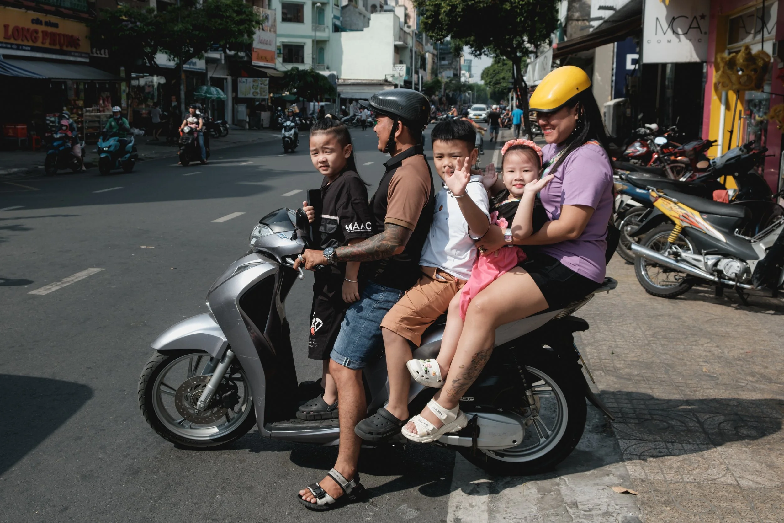 Vietnamese family: Bridging generations — Saigon Photography Tours