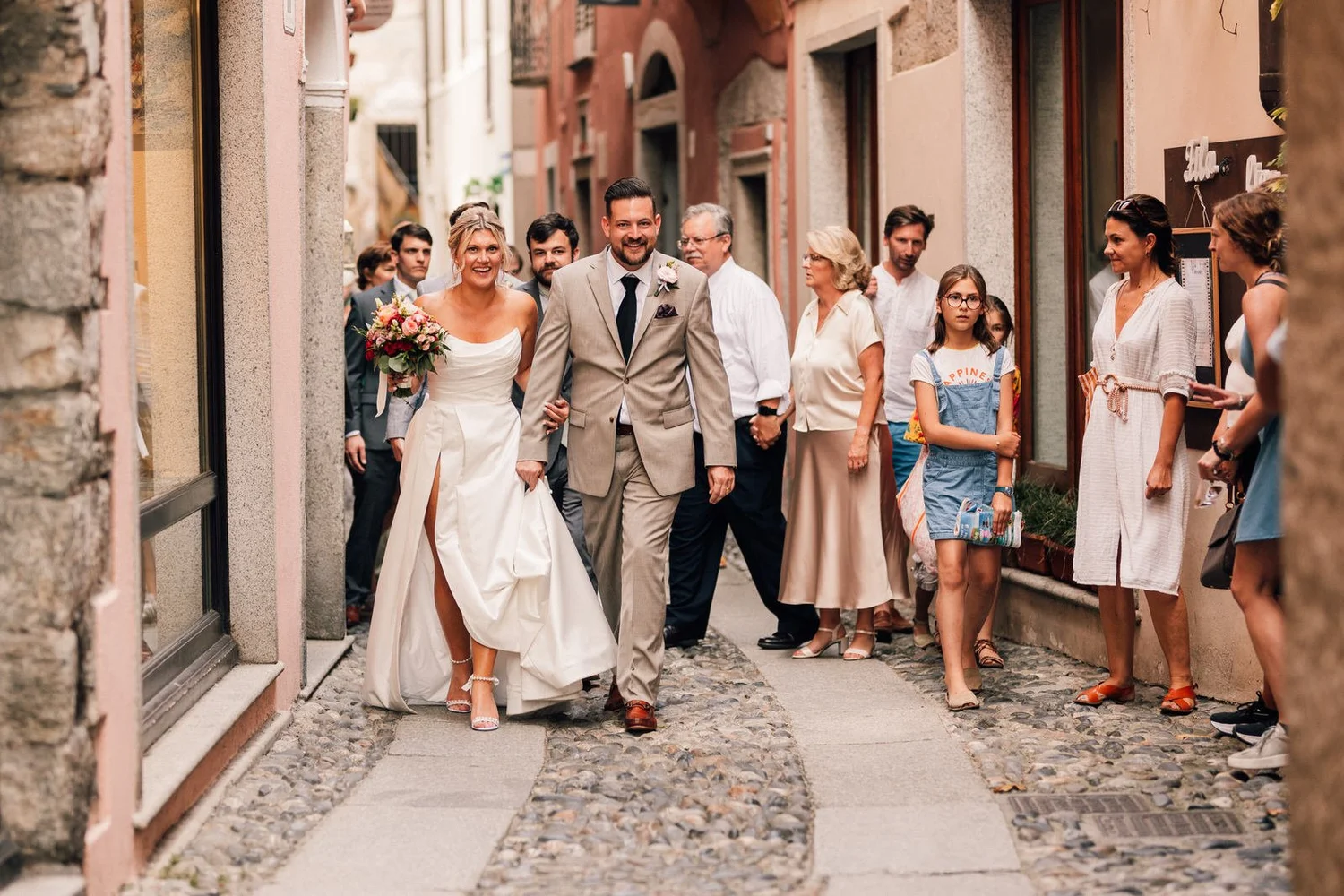 Robert + Natalie’s low-cost lakeside wedding — La Lista