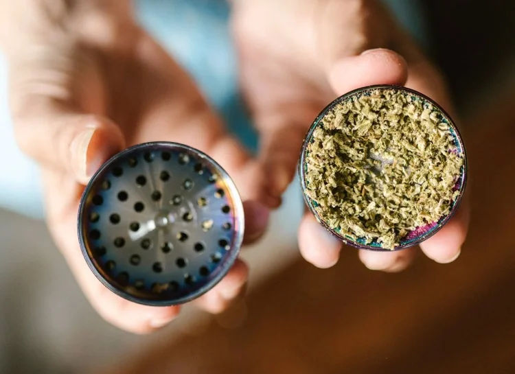 How to Grind Weed Like a Pro: Master the Art of Grinding Weed