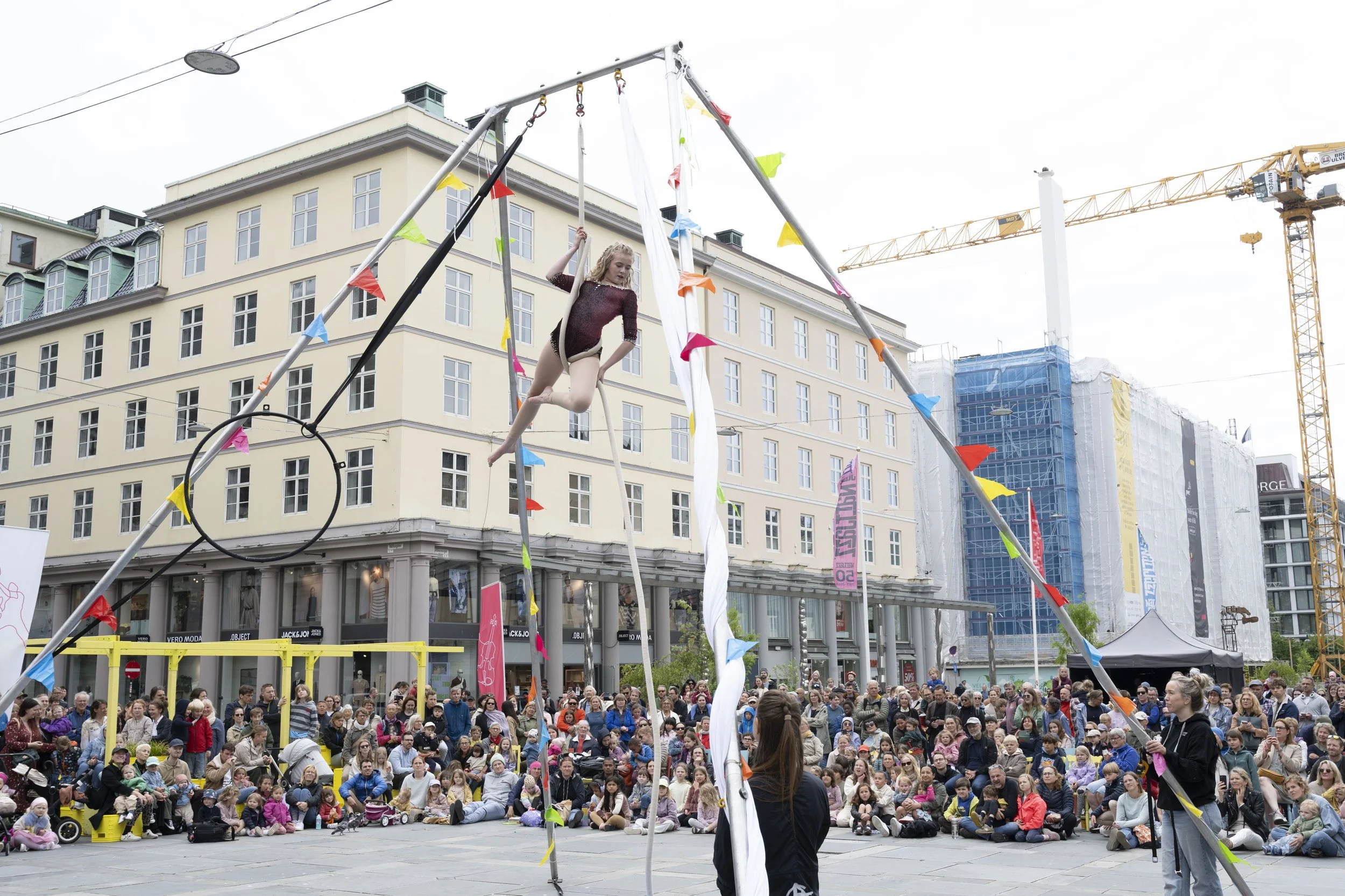 Circus acts and song bringing people together — Grieg Foundation