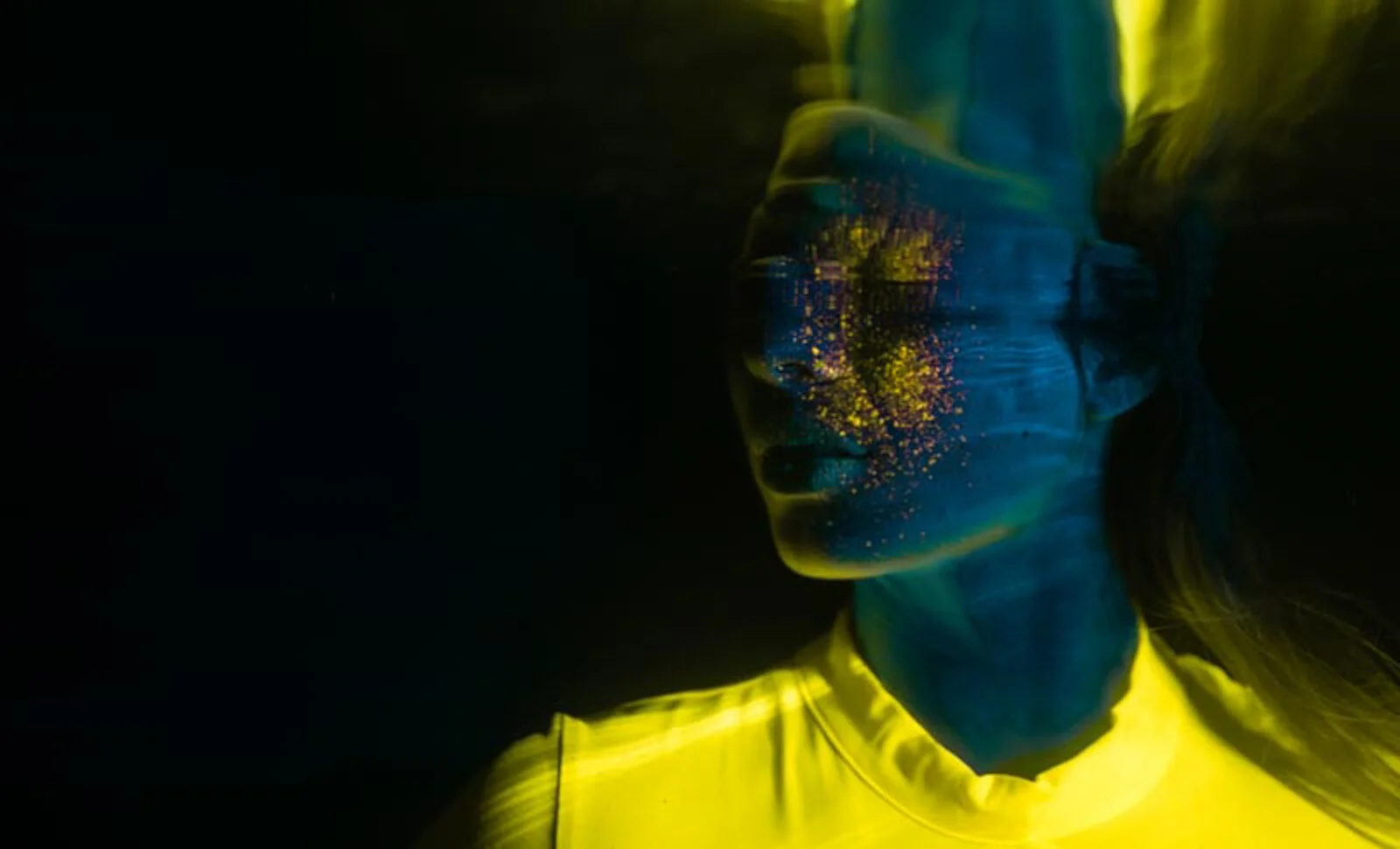 Un shooting photo de mode sous l'eau fluo et UV à Paris