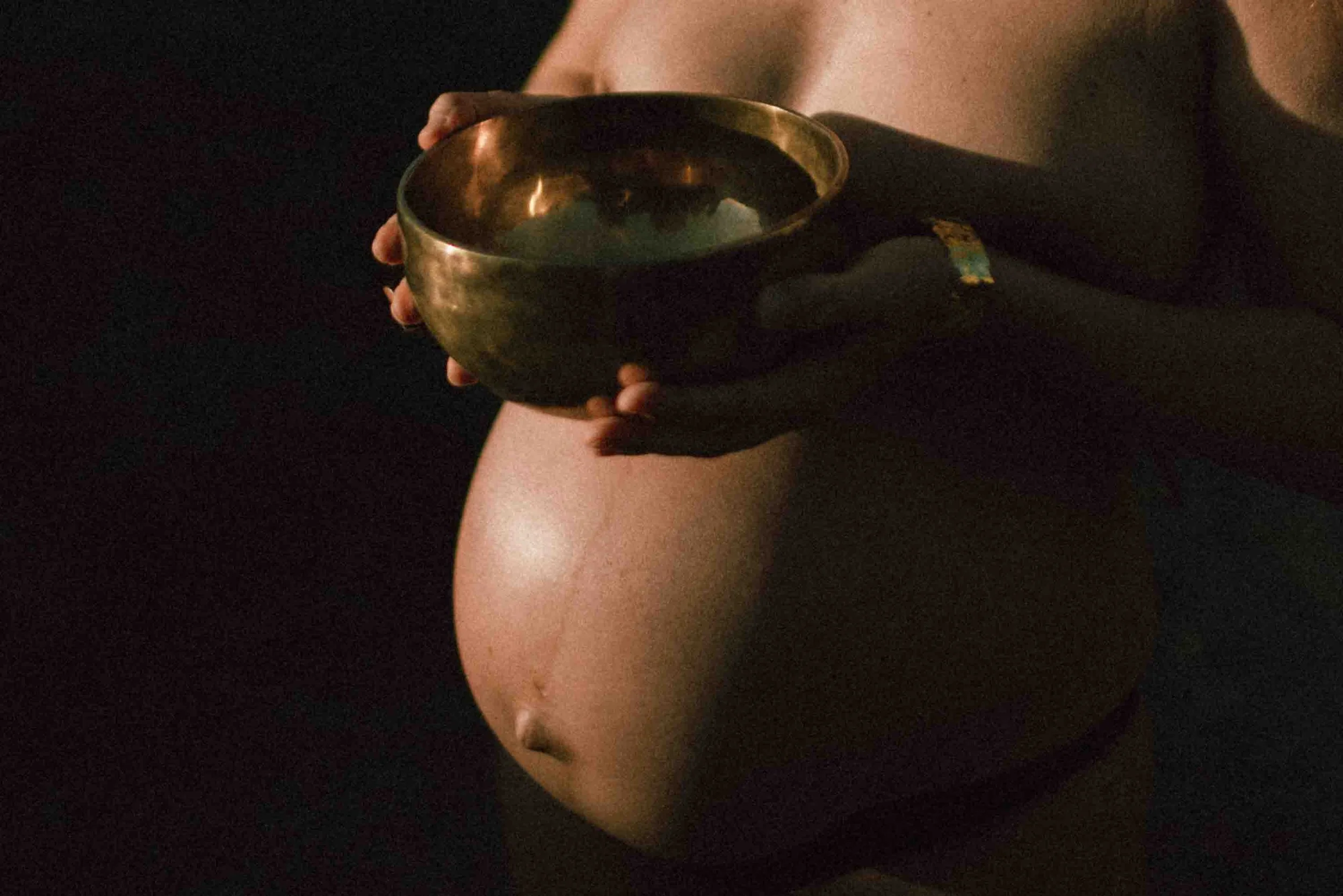 Photographe grossesse sous l'eau et sur terre | Alison Bounce