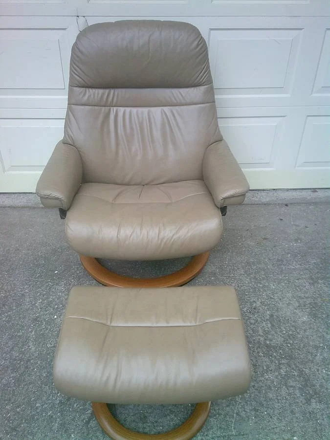EKORNES STRESSLESS RECLINER CHAIR AND OTTOMAN — The Lemon Frog