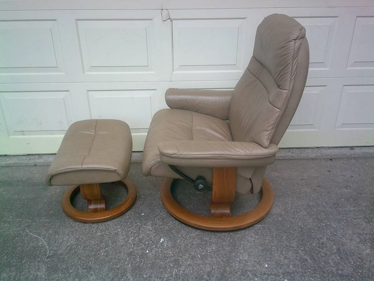 EKORNES STRESSLESS RECLINER CHAIR AND OTTOMAN — The Lemon Frog