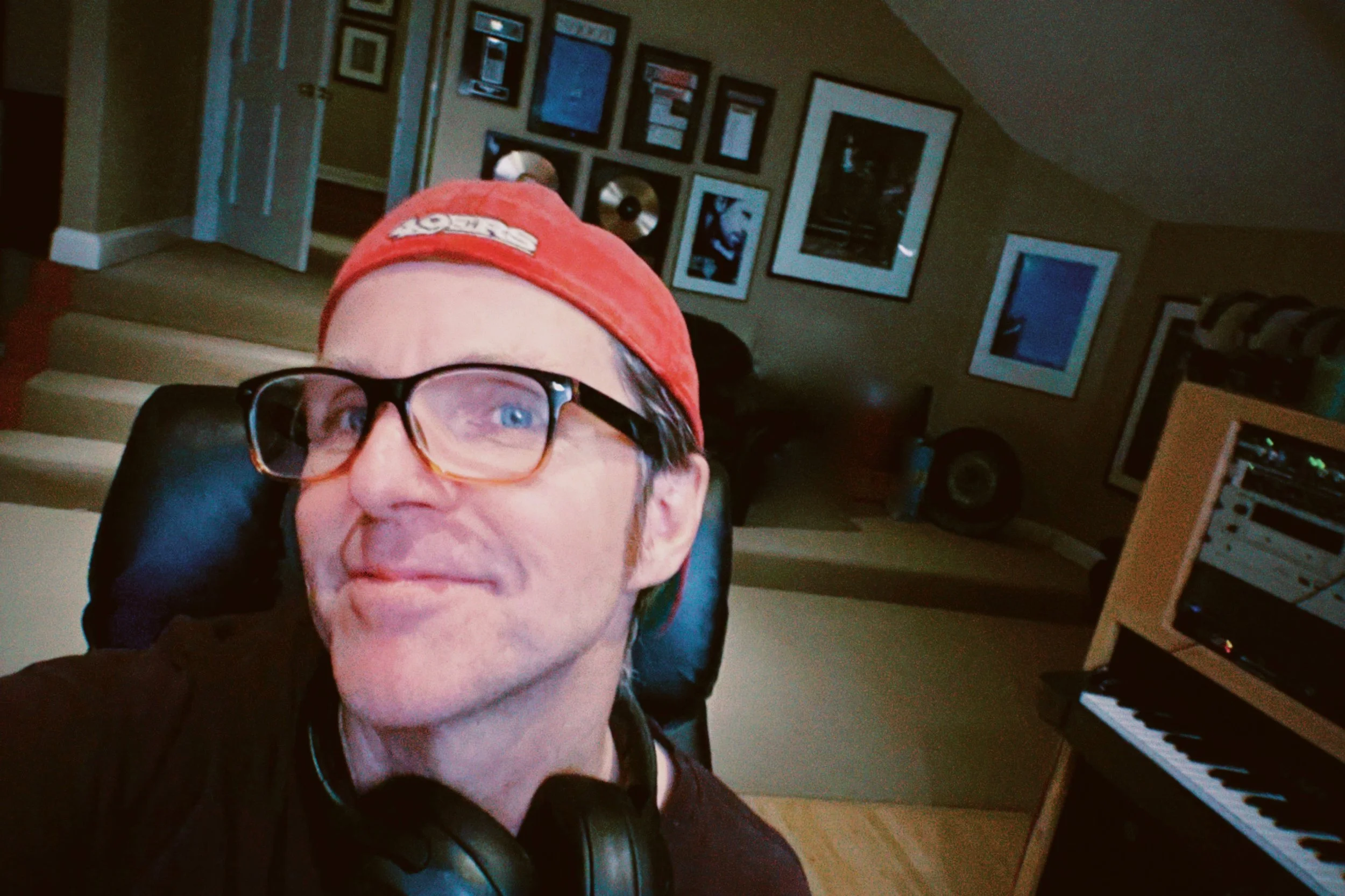 People — Howling Music