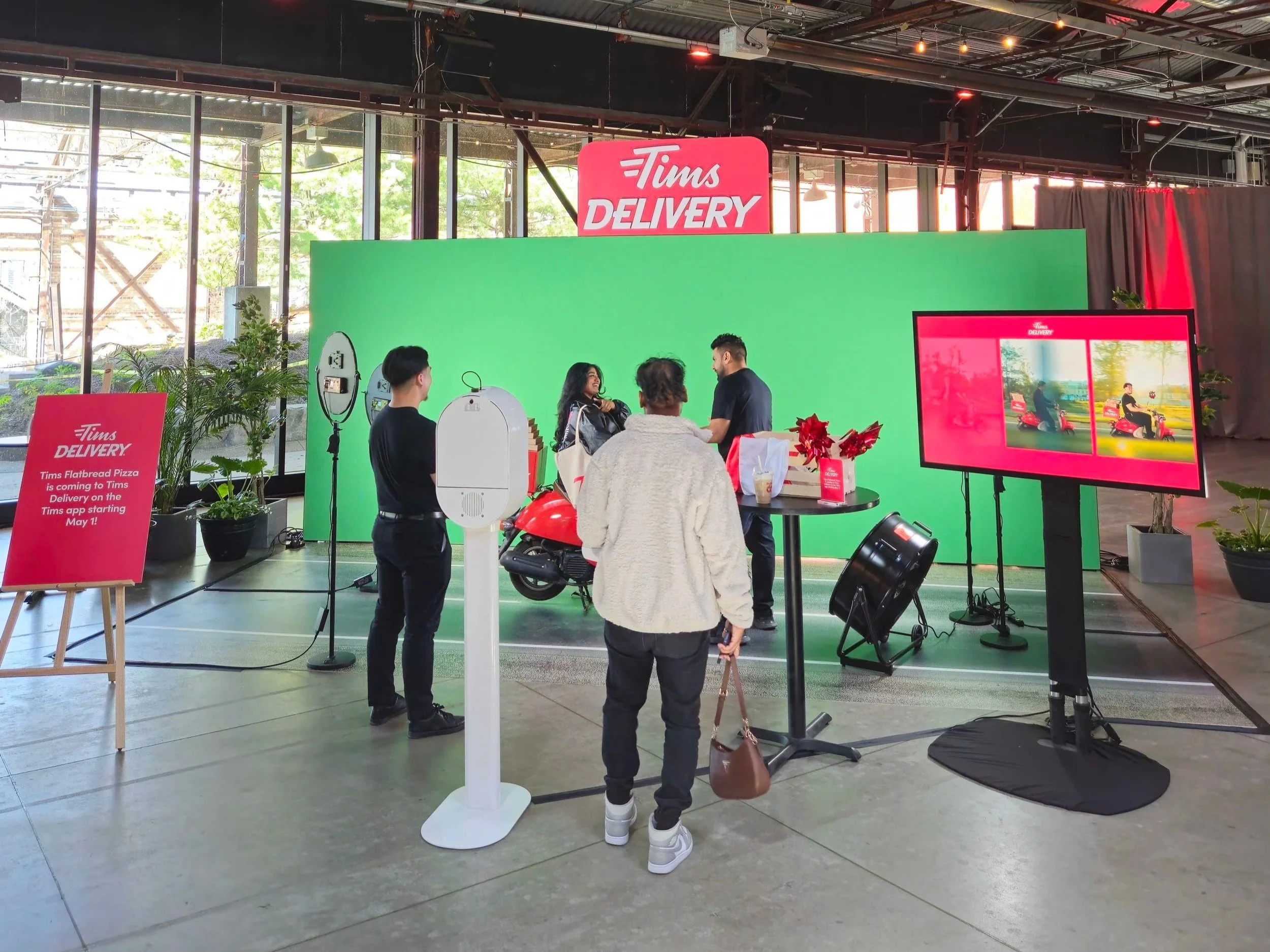 How Experiential Marketing Agencies Use Photo Booths to Prove ROI