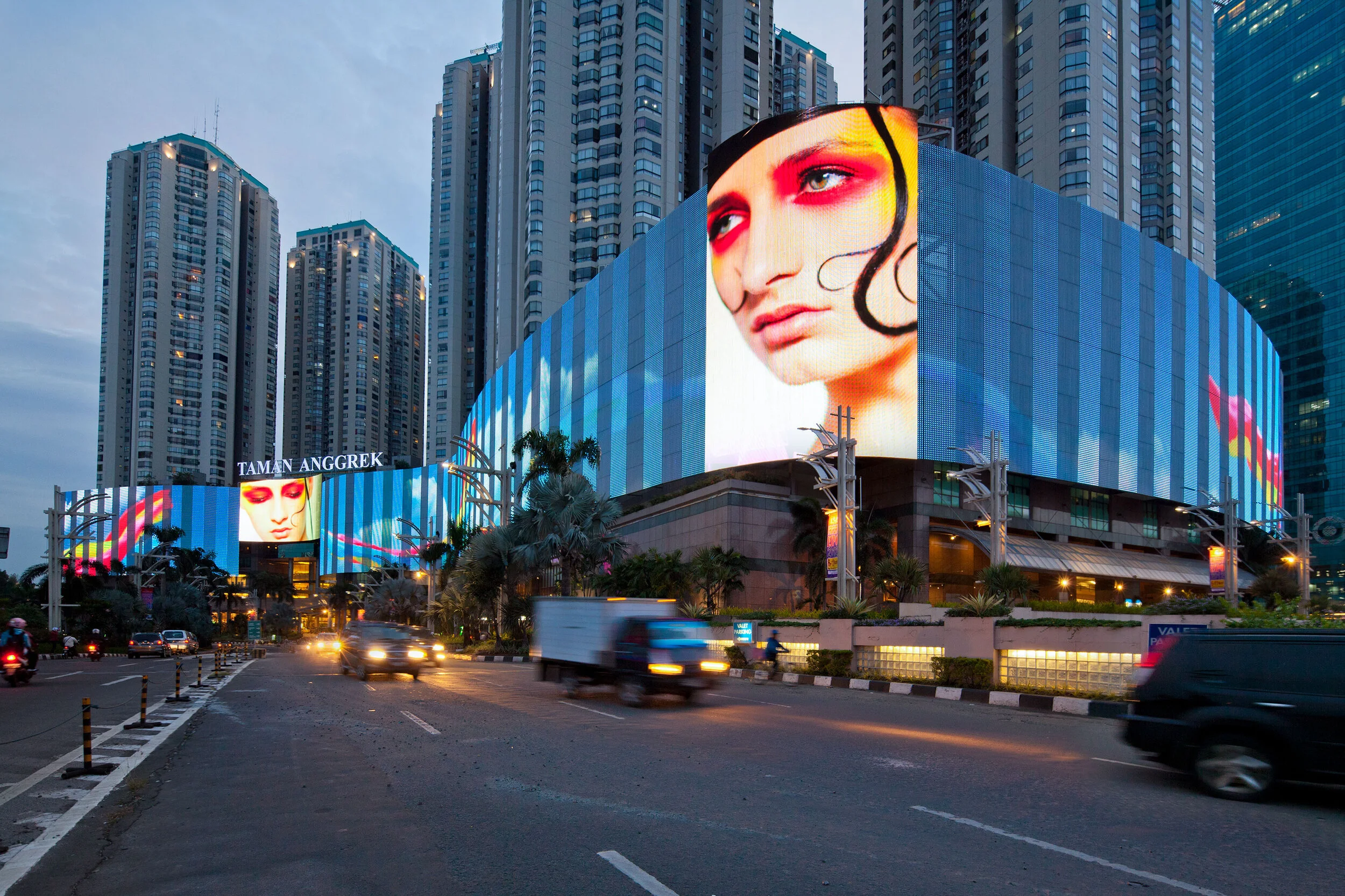 The World's Longest LED Screen | Taman Anggrek — StandardVision