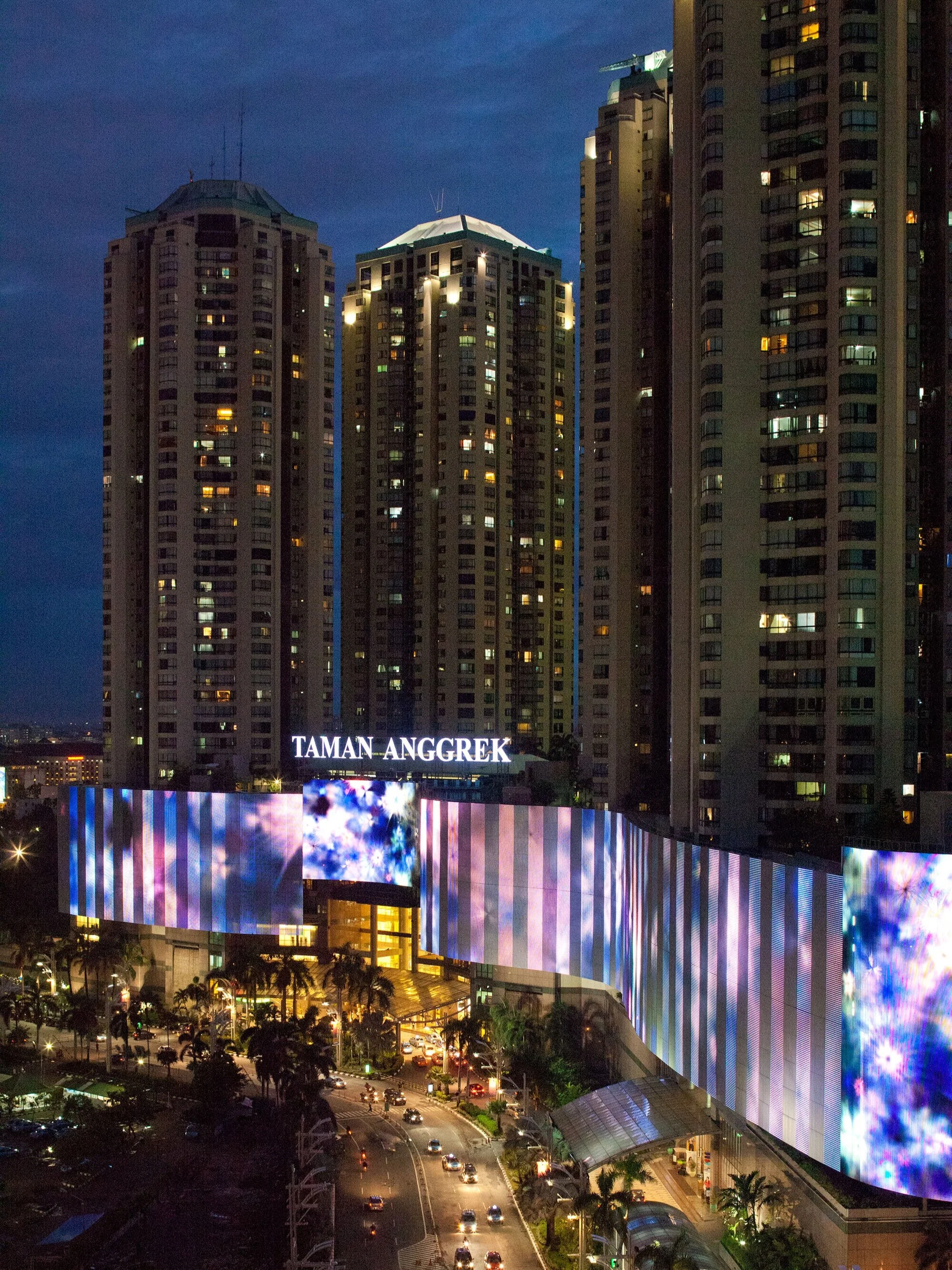 The World's Longest LED Screen | Taman Anggrek — StandardVision