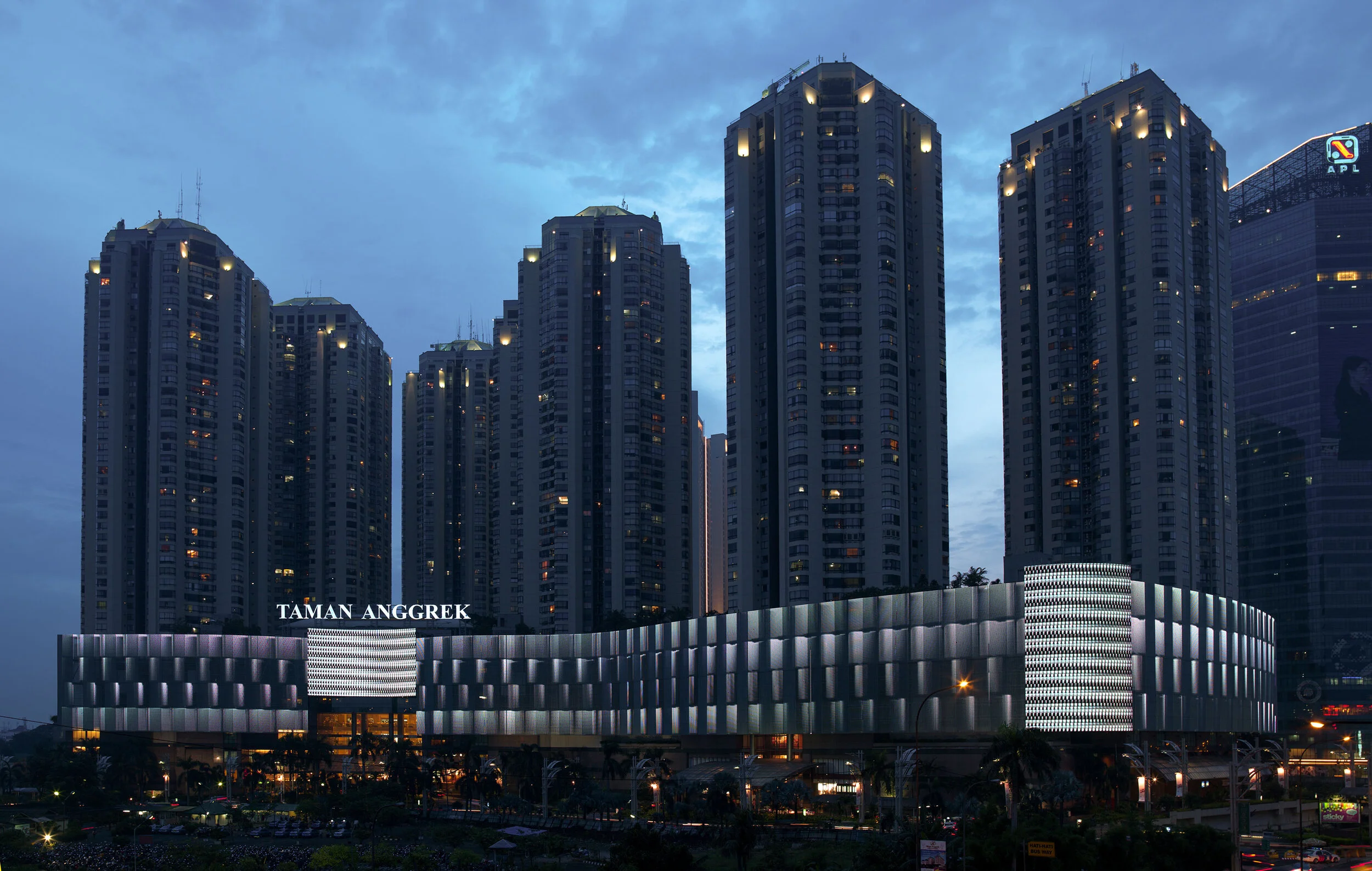 The World's Longest LED Screen | Taman Anggrek — StandardVision