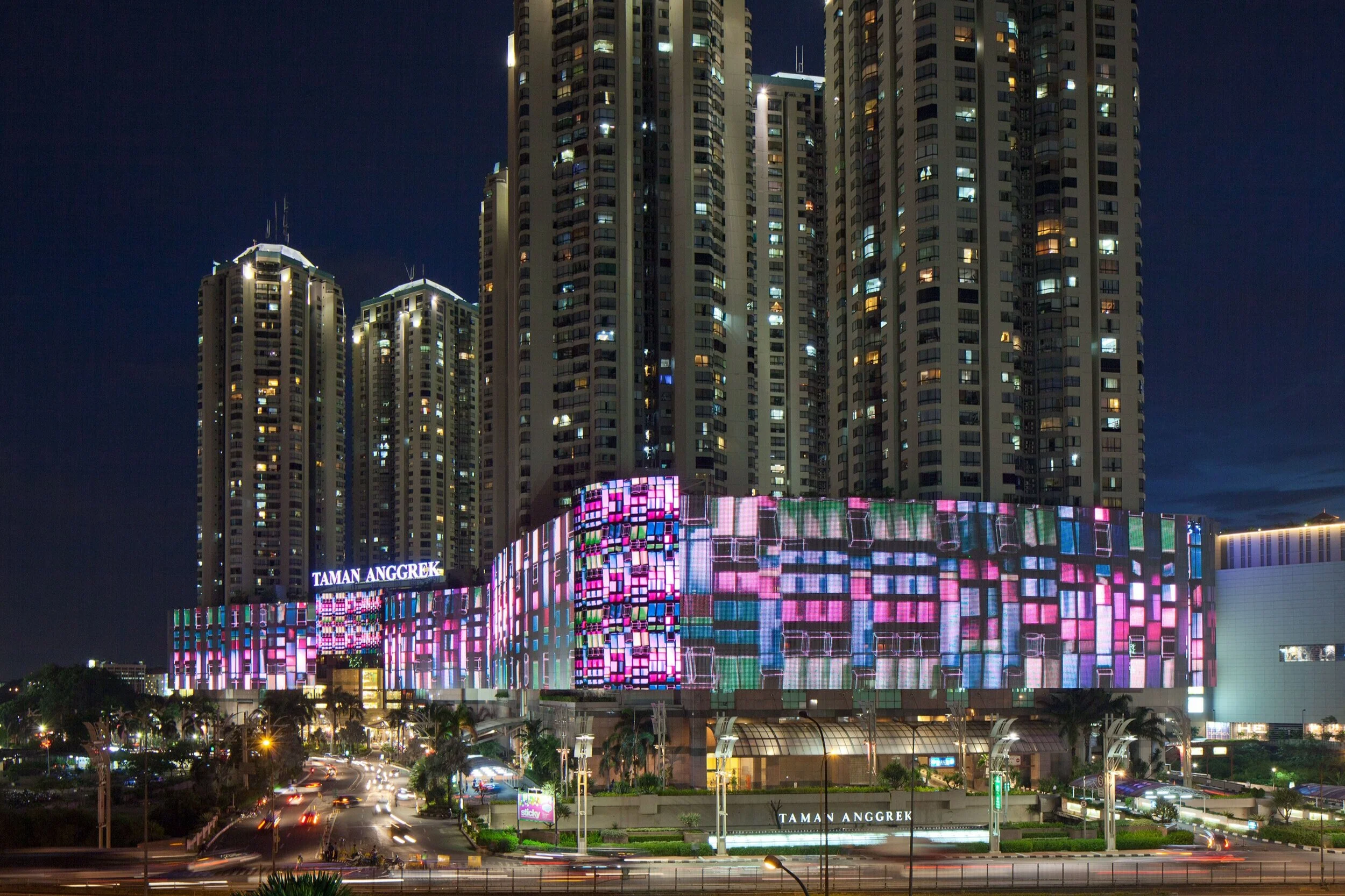 The World's Longest LED Screen | Taman Anggrek — StandardVision