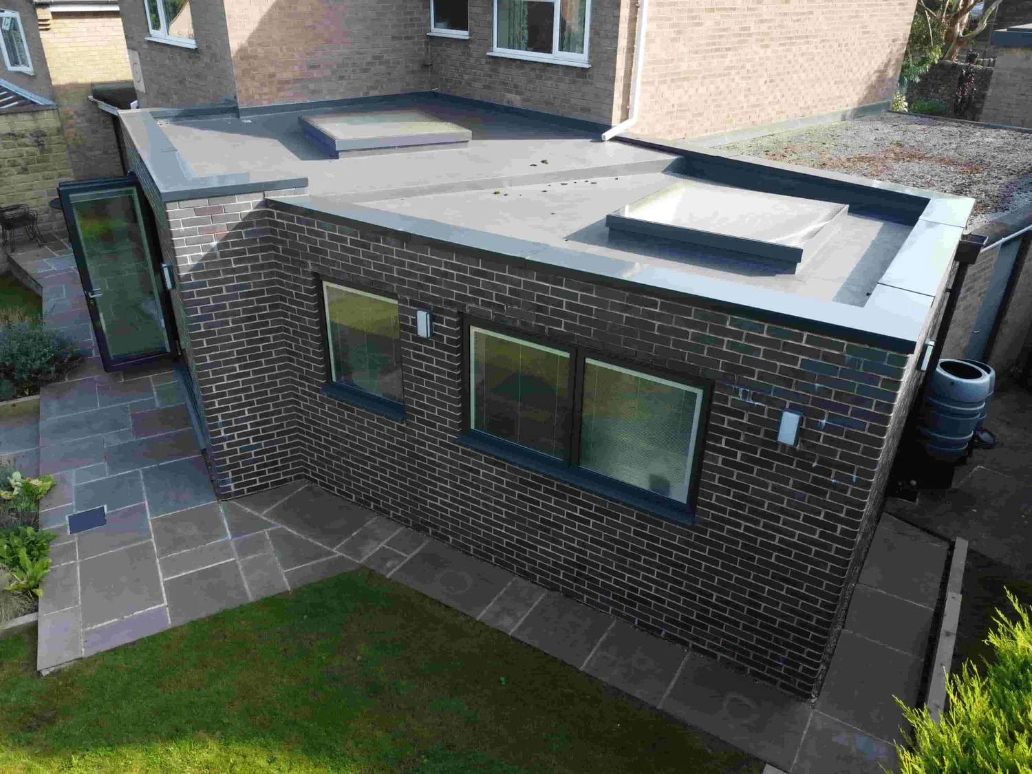 Fan-shaped blue brick extension to 70's house | GRT Architecture