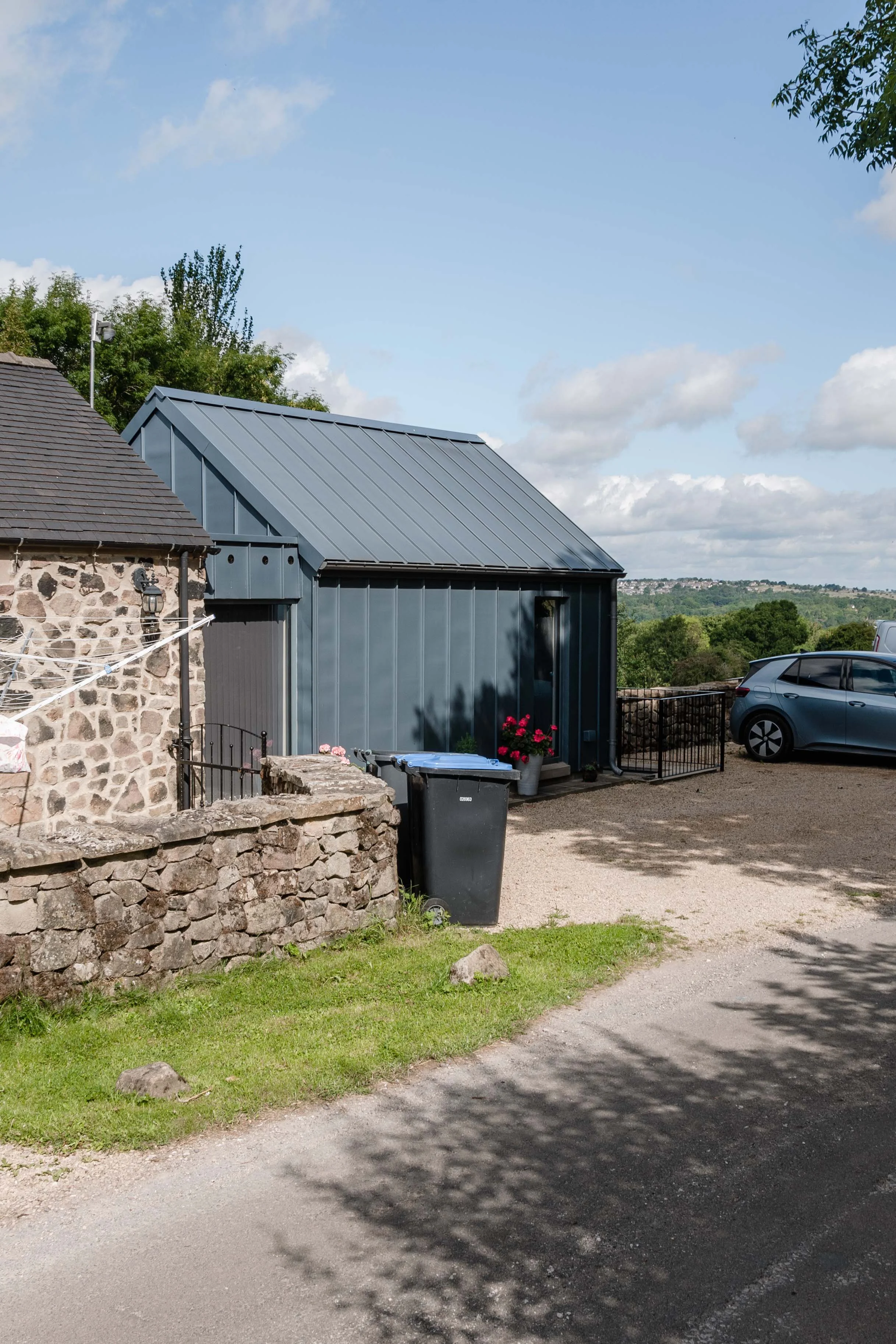 Contrasting zinc clad extension to historic agricultural barn with flat ...