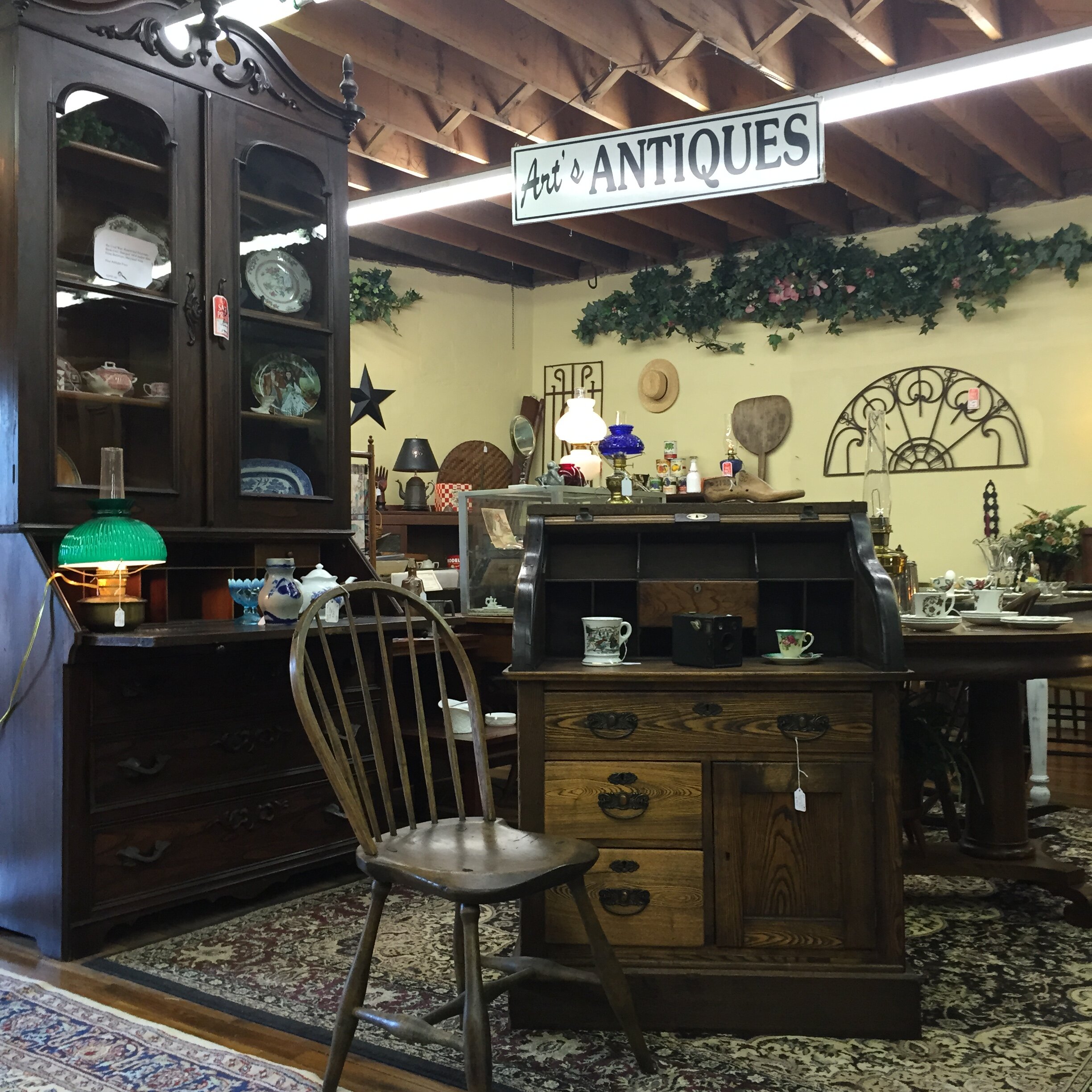 The Antique Merchants Guild of Clinton, Tennessee