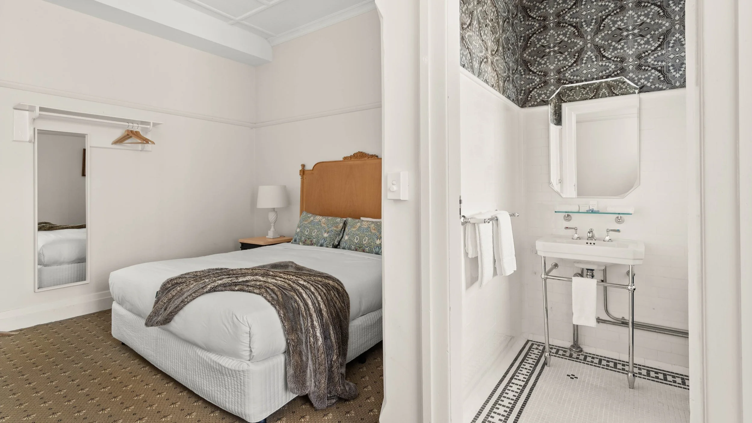 KING ENSUITE ROOM — The Robertson Hotel