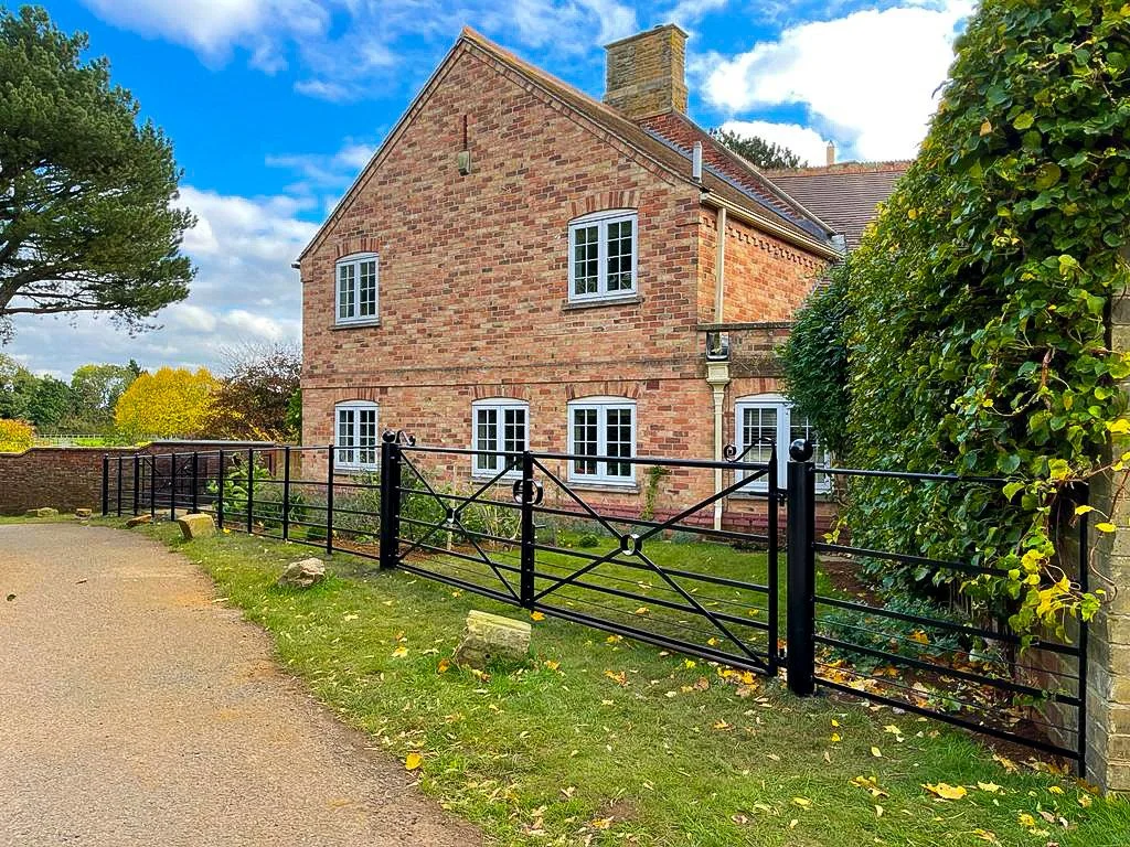 Traditional Steel Estate Fencing — Steel Landscaping Co.