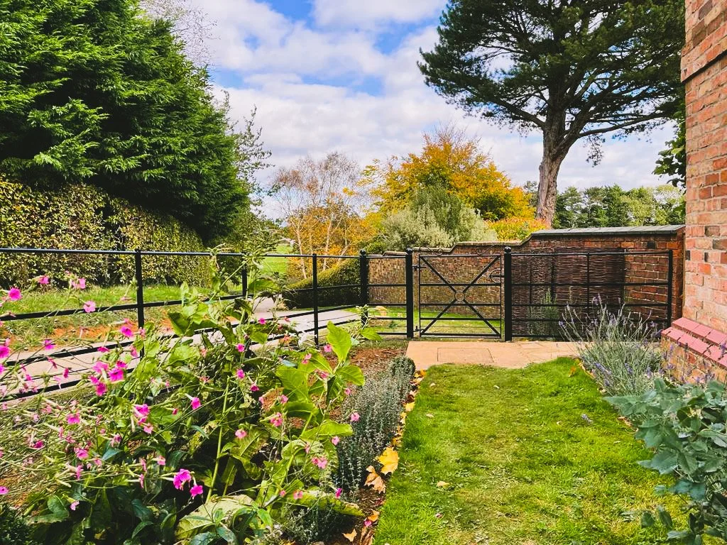 Traditional Estate Fencing | Metal Fencing | Steel Landscaping Co ...