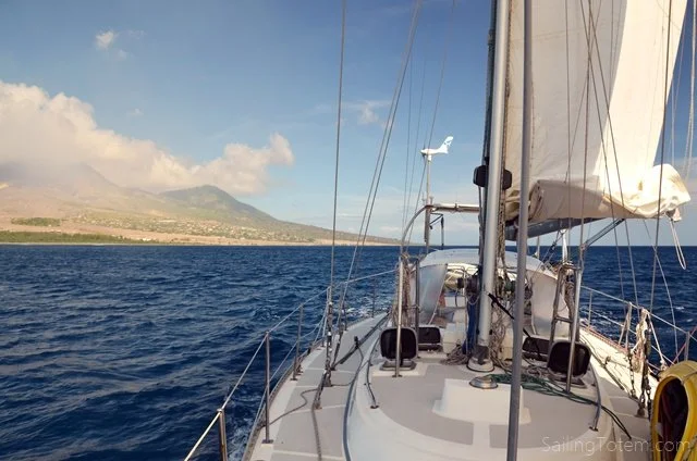 Mainsail Features: loosefoot versus attached foot — Sailing Totem